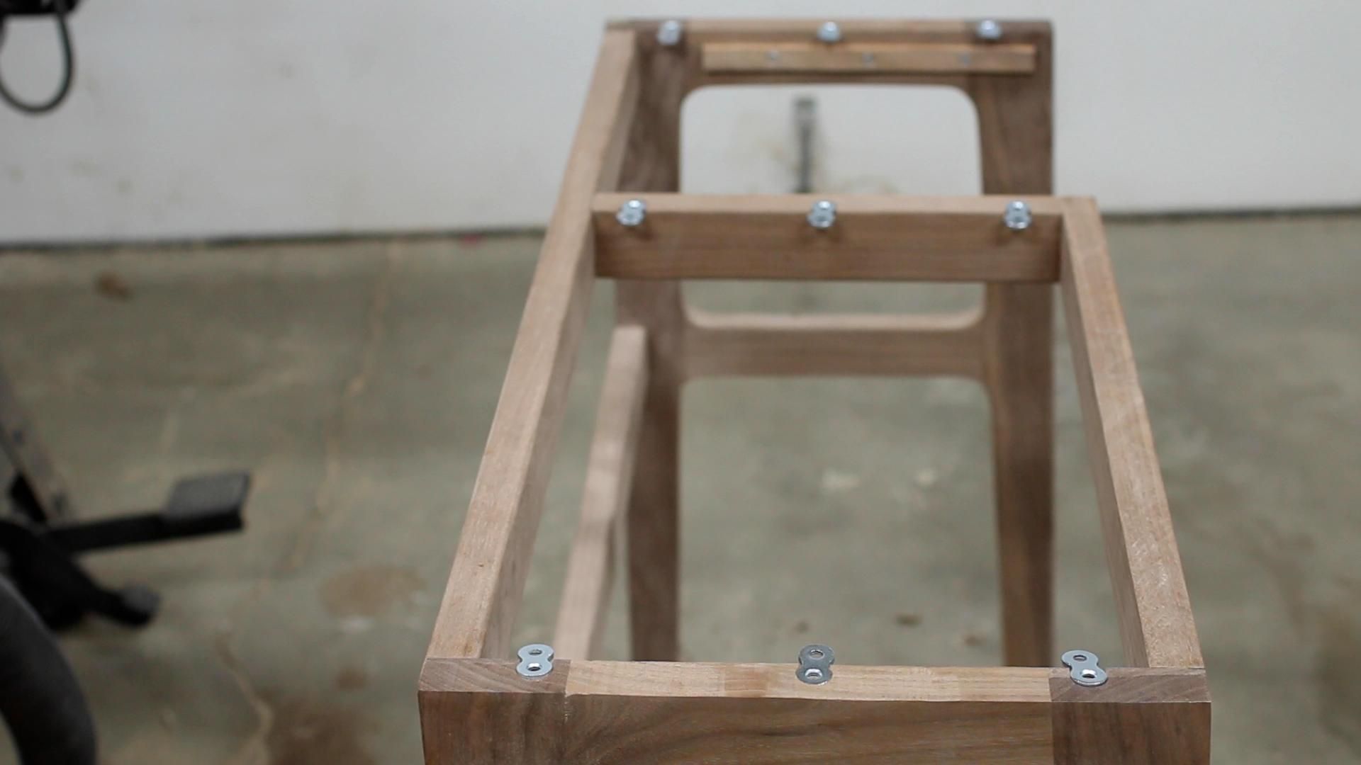 How to Install Figure 8 Table Top Fasteners : 5 Steps (with Pictures ...