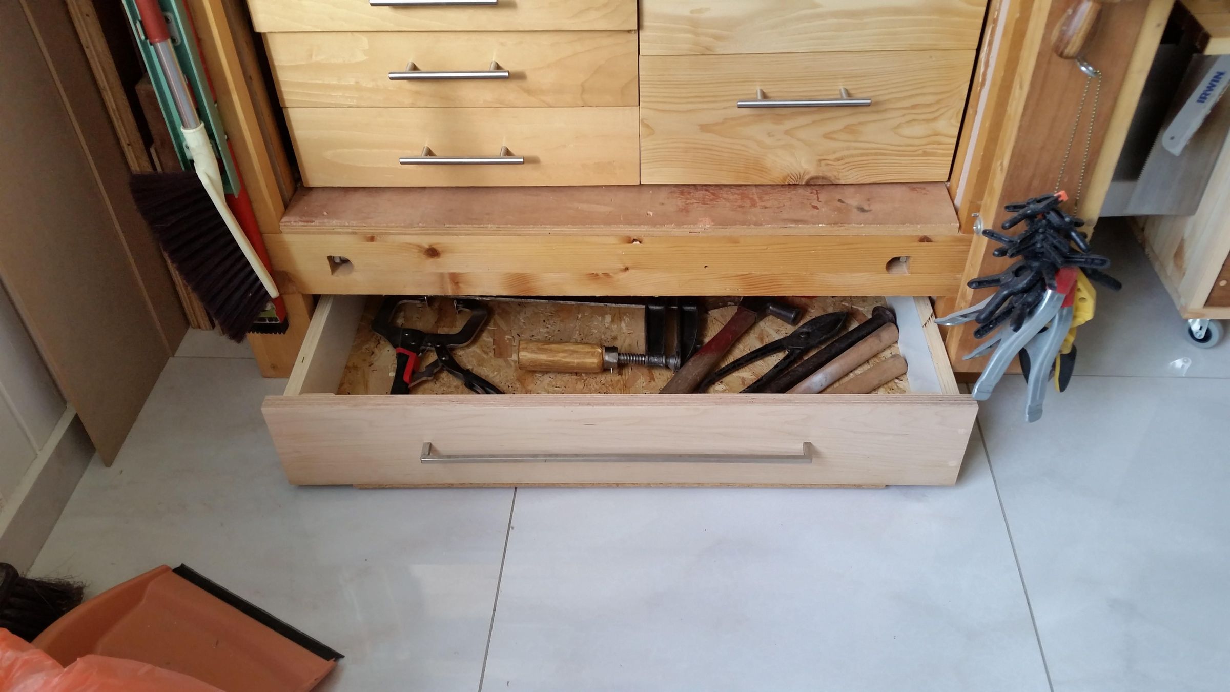 DIY Portable Workbench (knock-down Design) With a Leg Vise and Storage ...