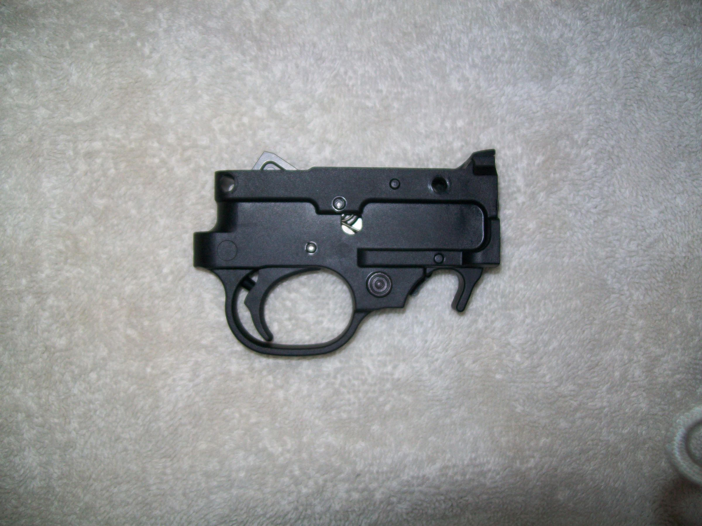 How to Dis/Reassemble the Ruger 10/22 Trigger Assembly : 8 Steps ...