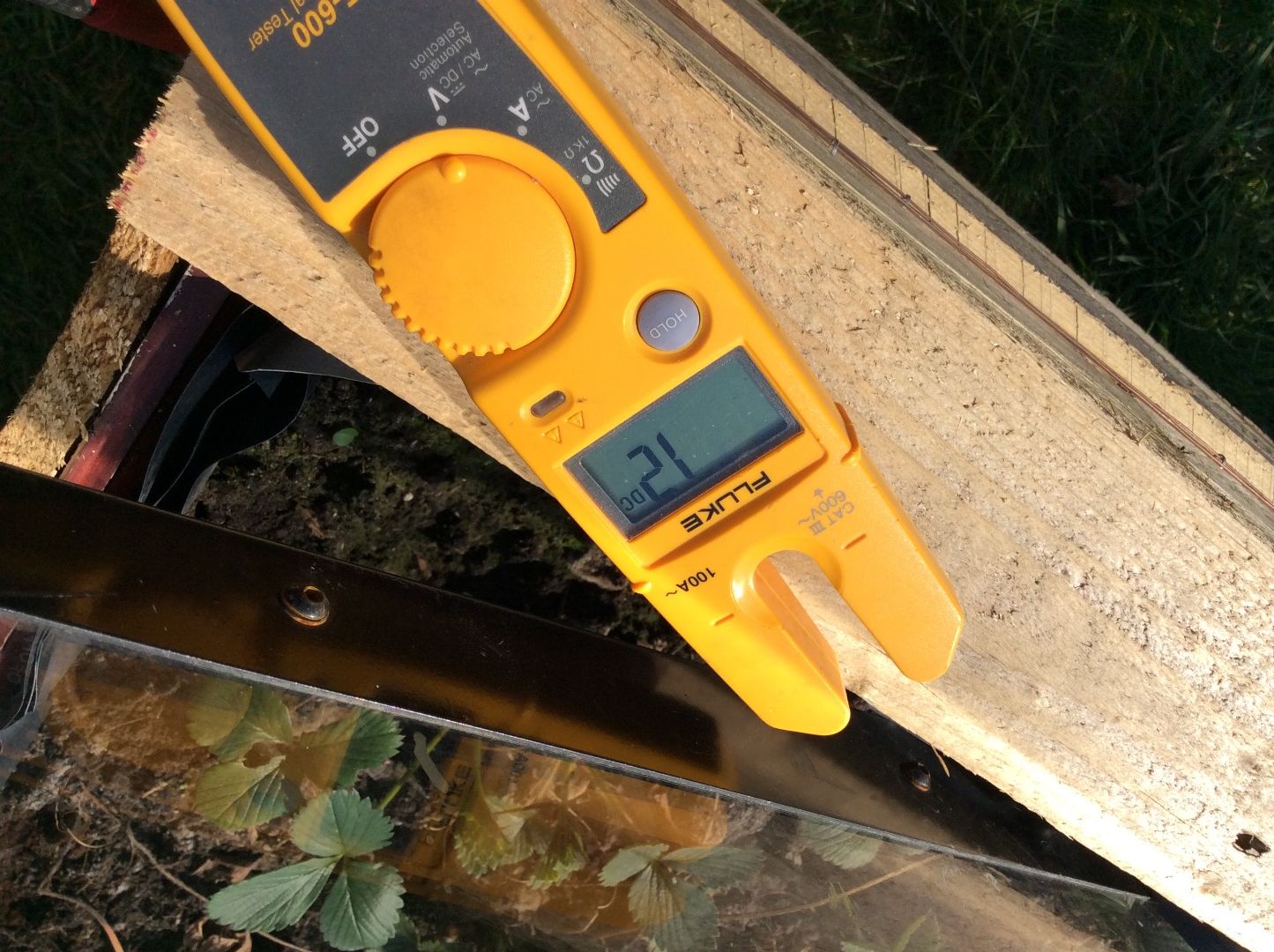 Raised Bed Electric Slug Fence : 3 Steps (with Pictures) - Instructables