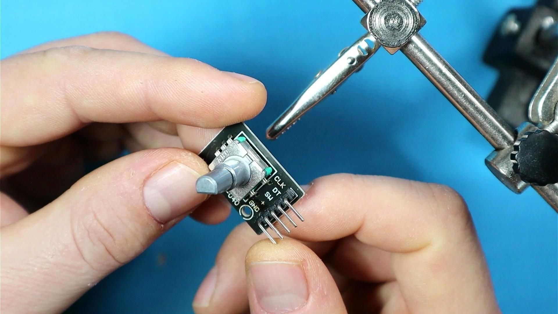 How to Replace the Rotary Encoder on a Car Radio : 5 Steps (with ...