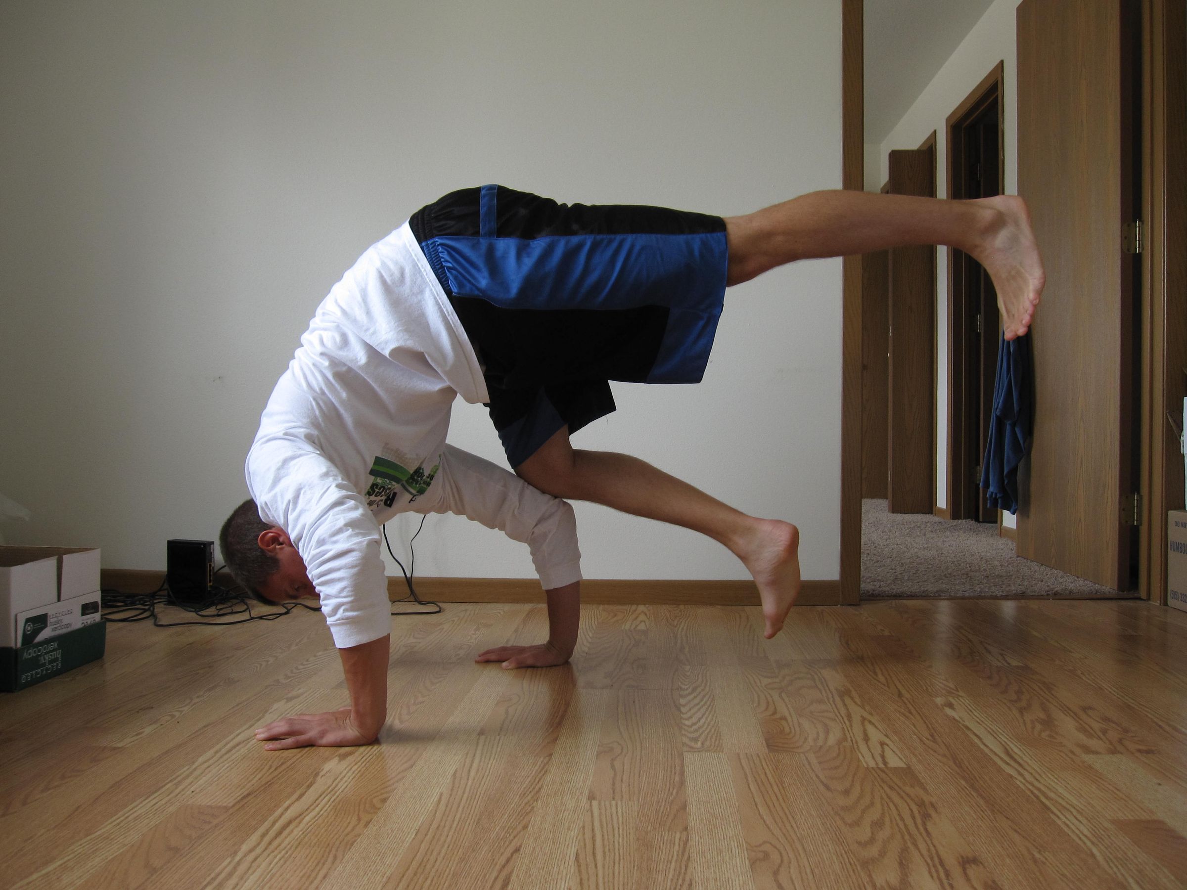 Learn Basic Breakdancing Freezes and Footwork : 5 Steps (with Pictures ...