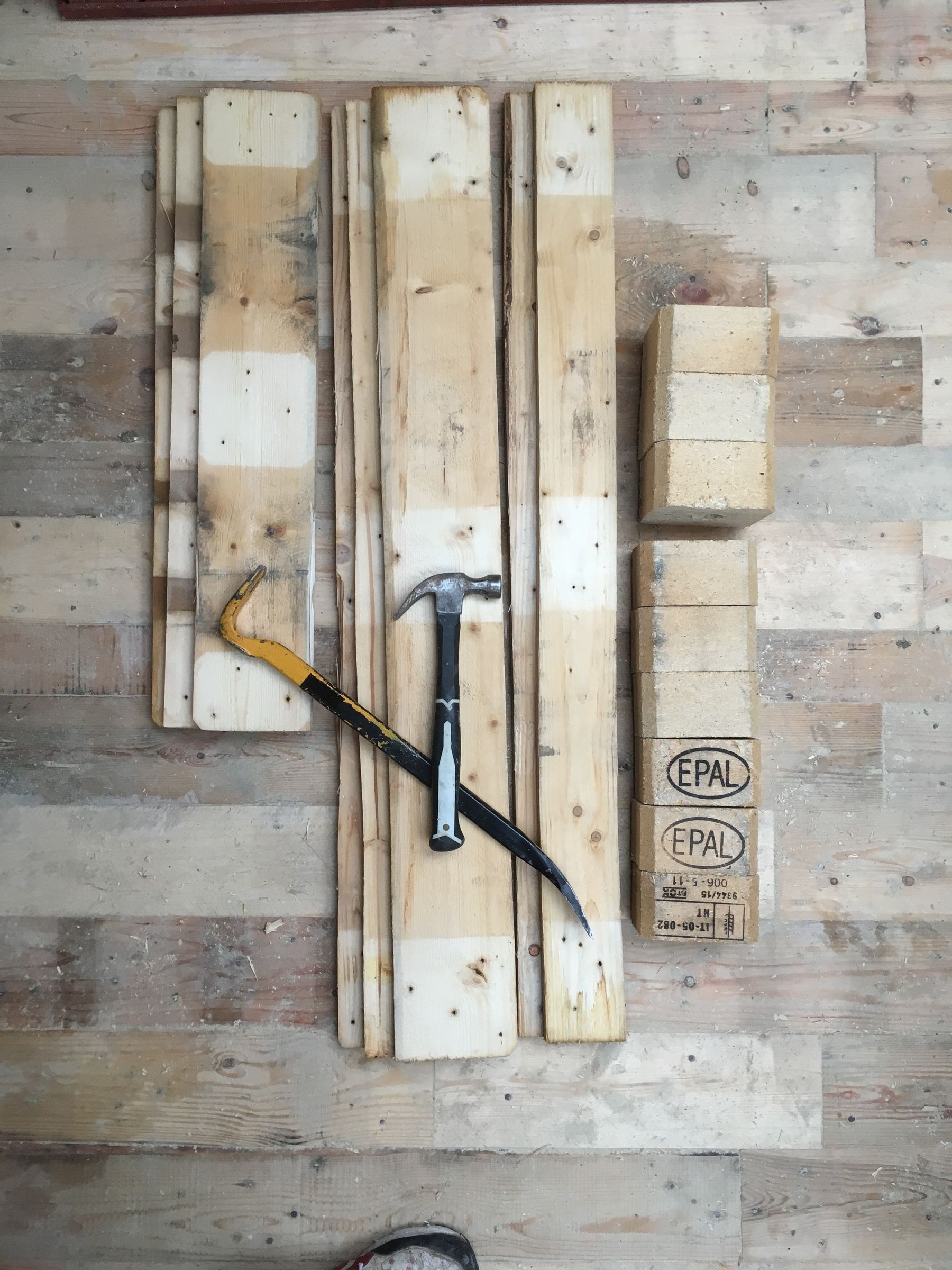 How to Disassemble a Pallet Efficiently : 8 Steps (with Pictures ...