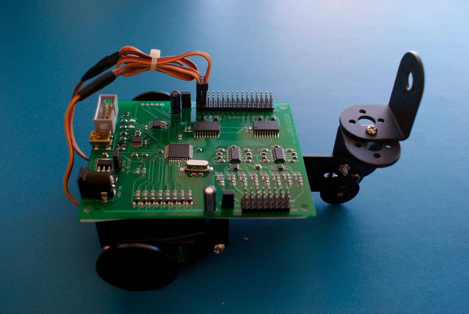 Distance Keeping Robot With the Smart Servo Controller : 5 Steps ...