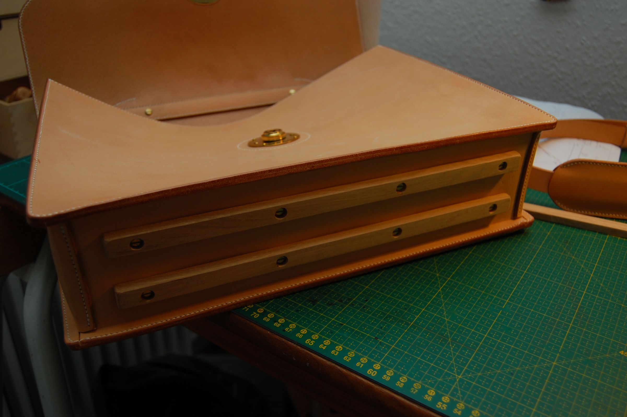 Briefcase With a 3 Piece Gusset : 6 Steps (with Pictures) - Instructables