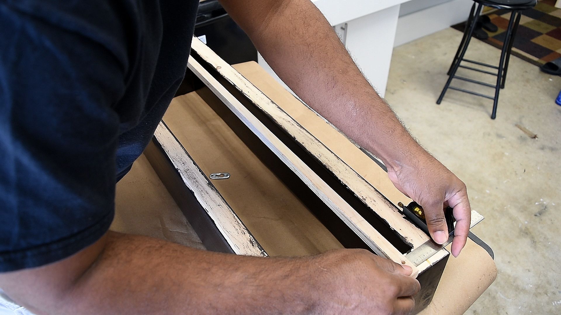 How to Make a $7 Floating Shelf : 6 Steps (with Pictures) - Instructables