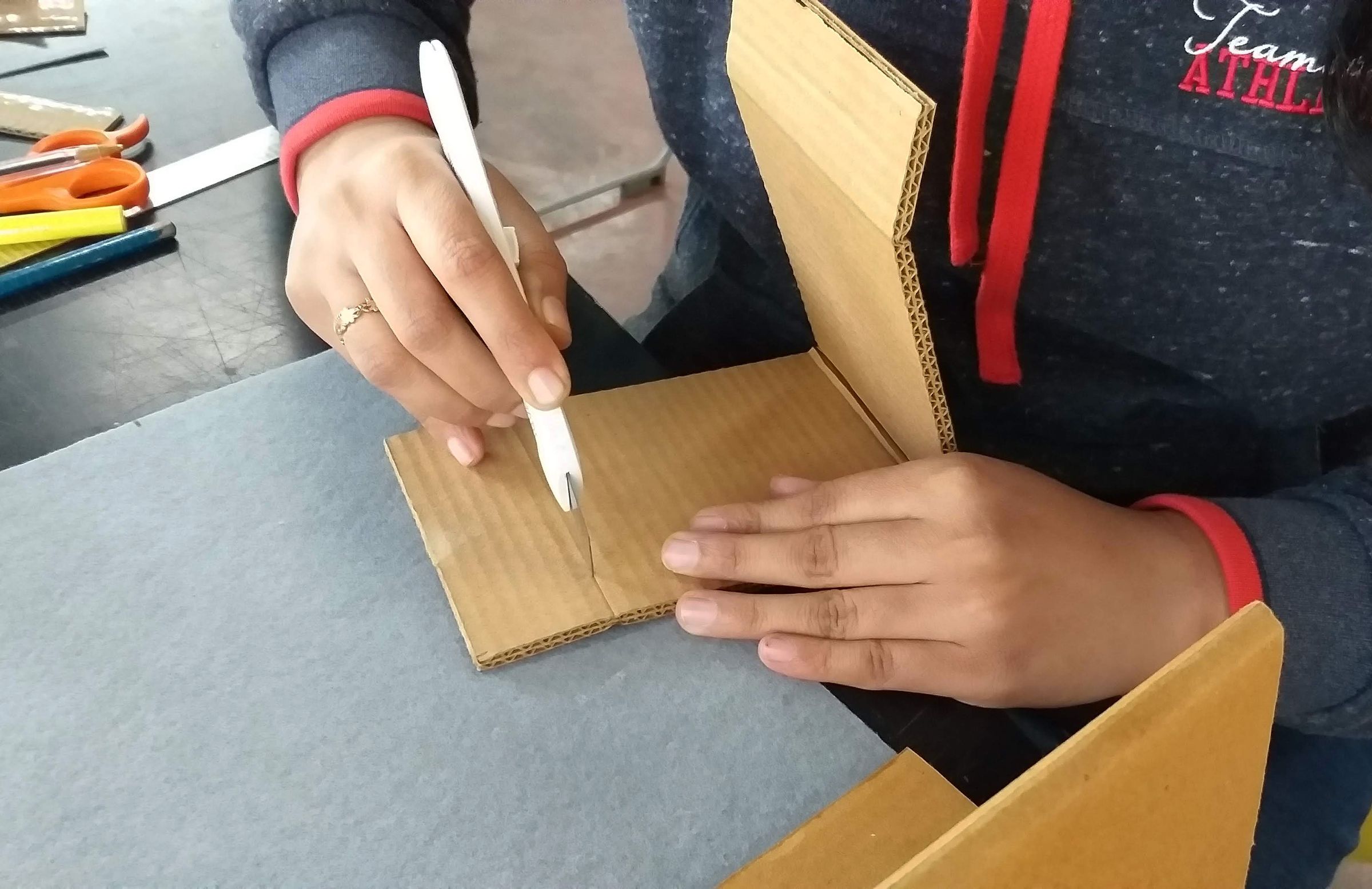 Cardboard Book Stand : 8 Steps (with Pictures) - Instructables