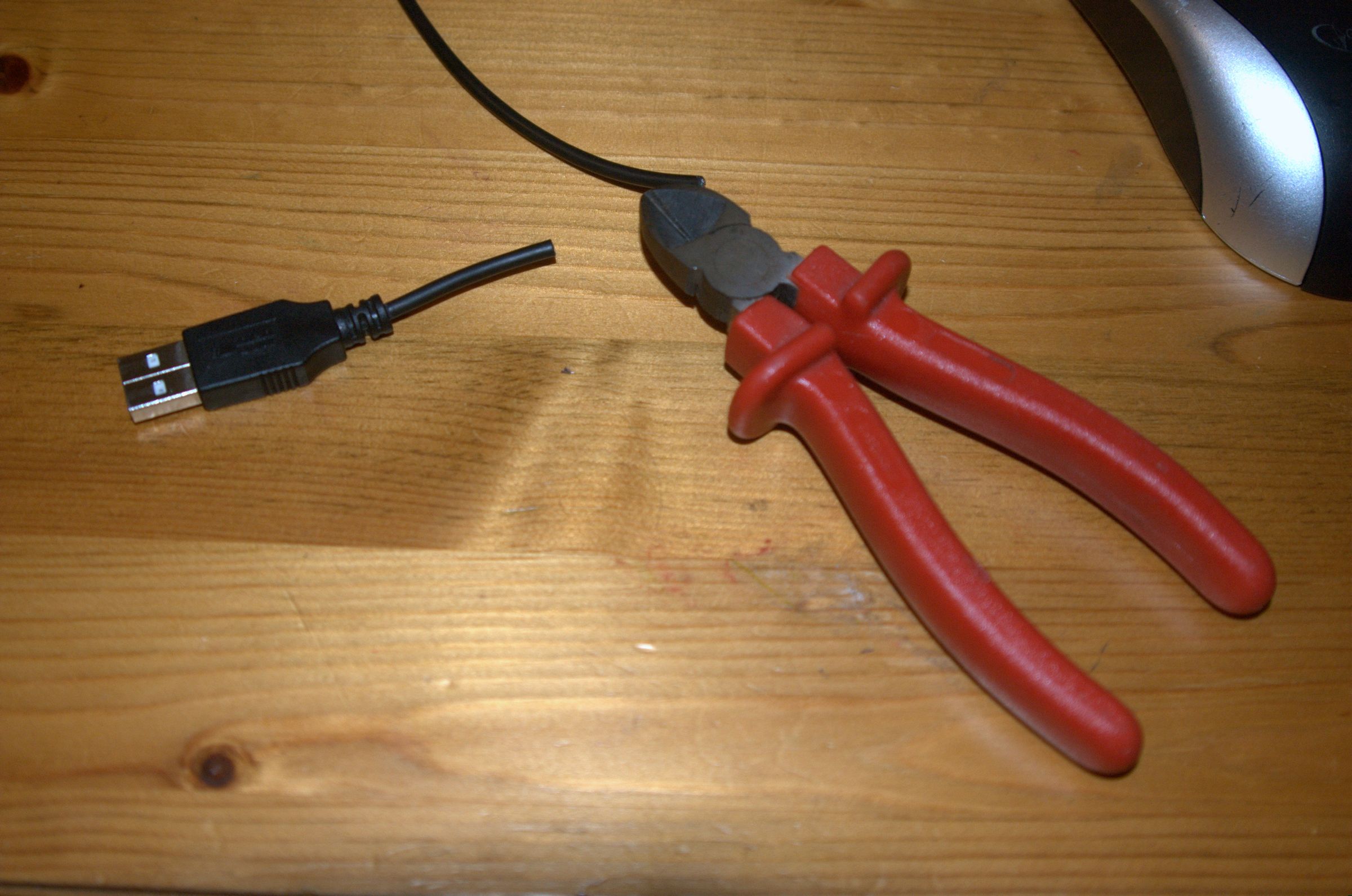 How to Repair a Moulded USB Plug : 4 Steps - Instructables