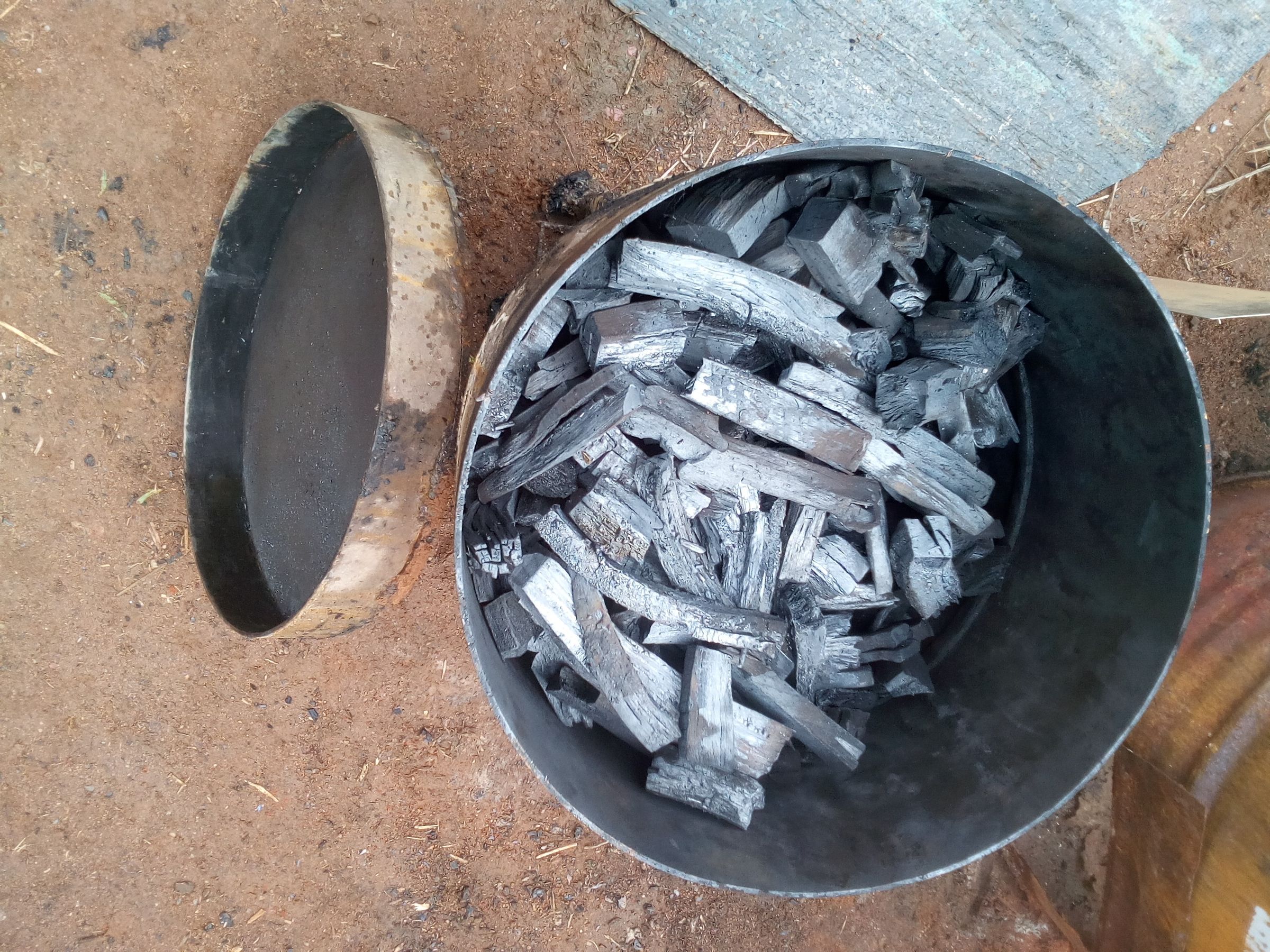 How I Make Biochar /Charcoal in a 44 Gallon Drum 2 Methods : 5 Steps ...
