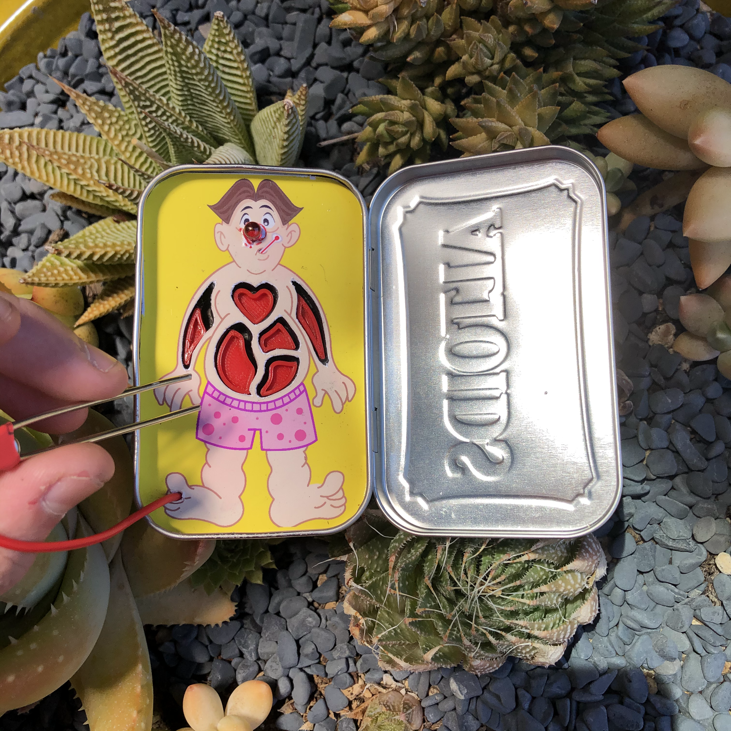 Electronic Pocket Operation in an Altoids Tin : 4 Steps (with Pictures) - Instructables