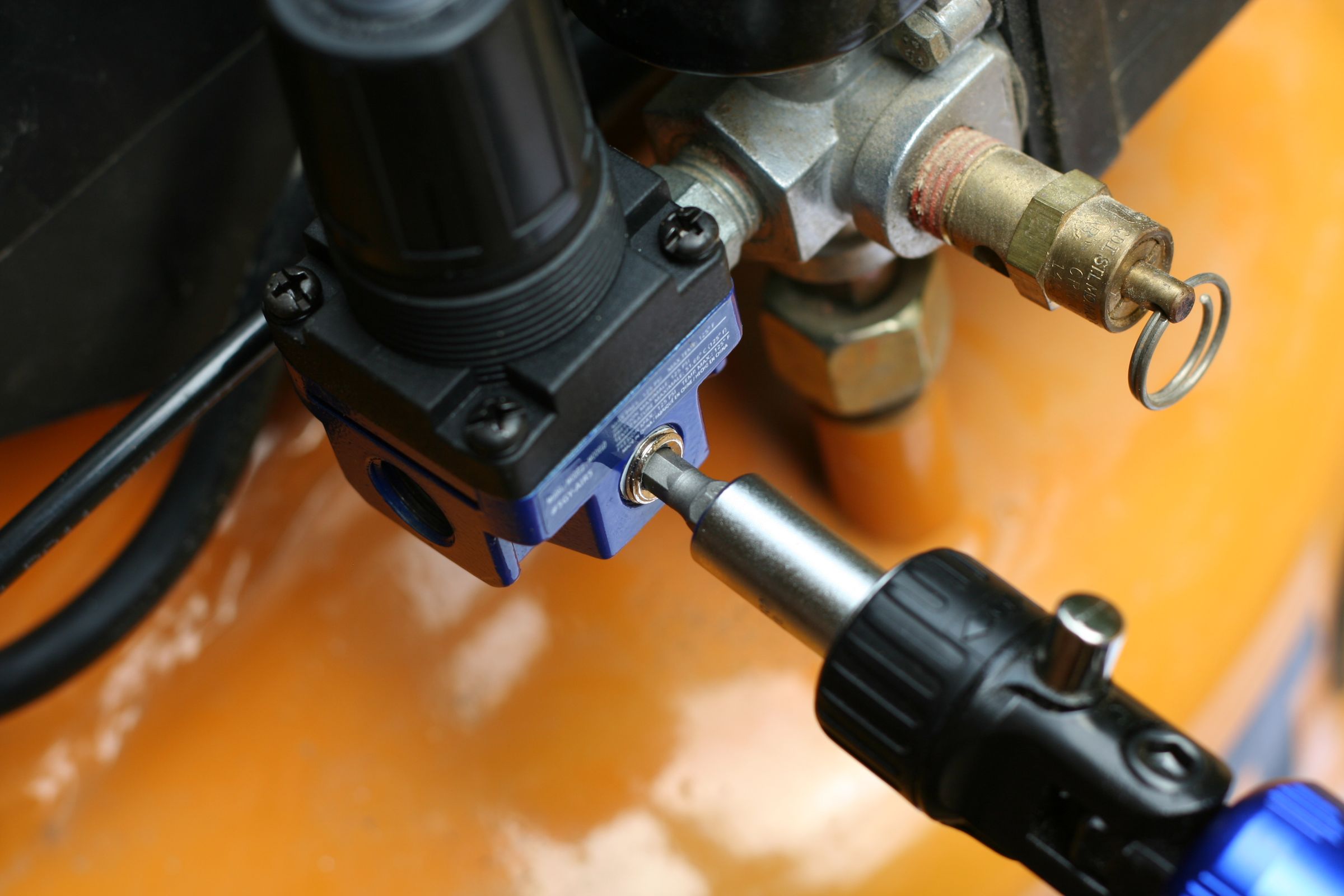 Replace the Regulator on a Pancake Air Compressor : 5 Steps (with ...