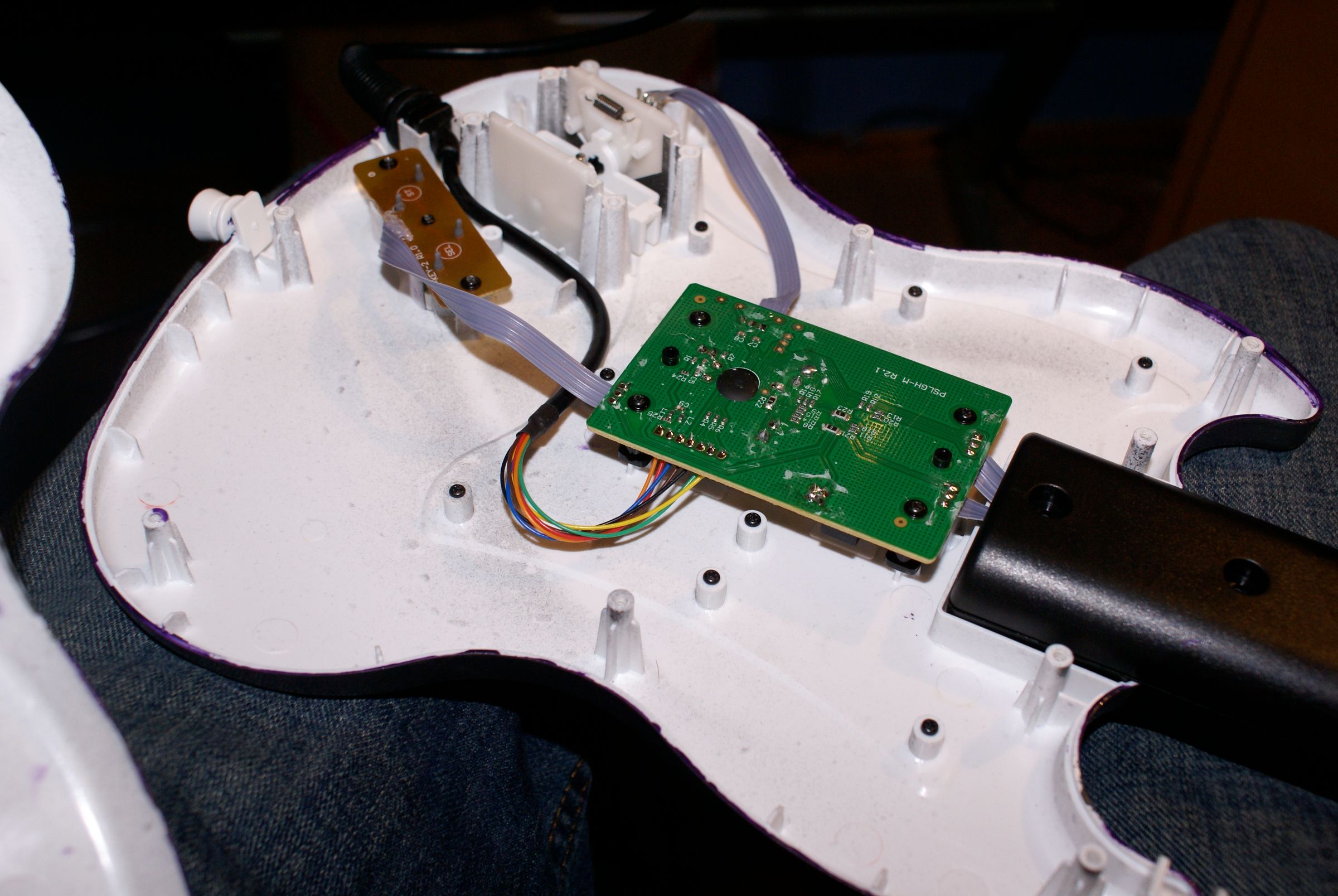 How to Disassemble a Guitar Hero SG Controller for Painting : 6 Steps ...