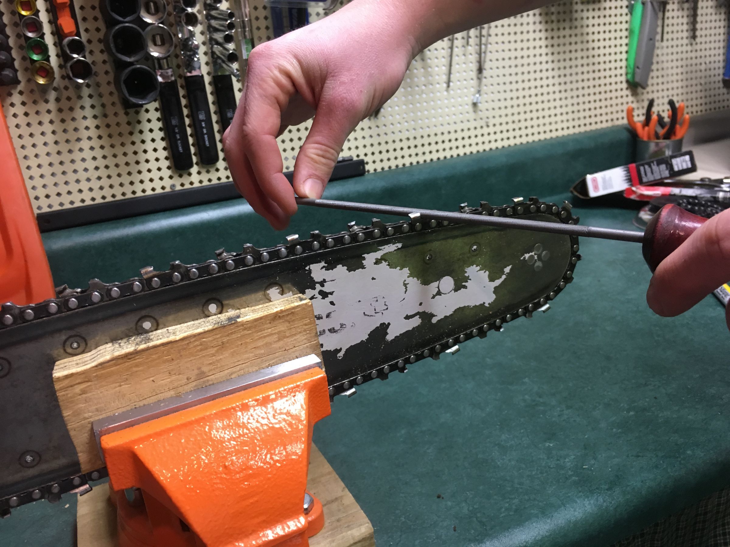 How to Sharpen a Chainsaw Chain : 9 Steps (with Pictures) - Instructables