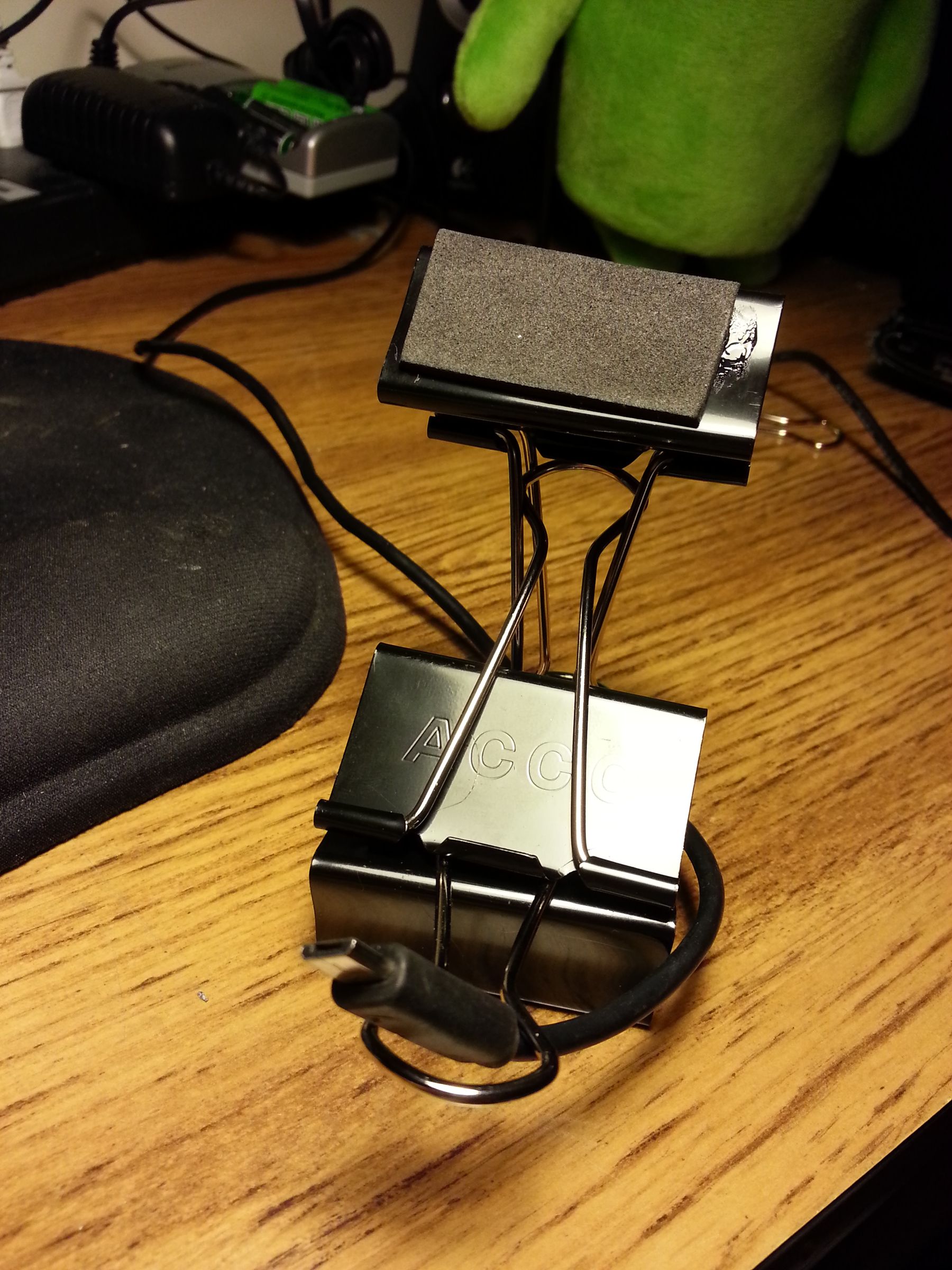 Binder Clip Phone Stand (w/Charger) : 7 Steps - Instructables