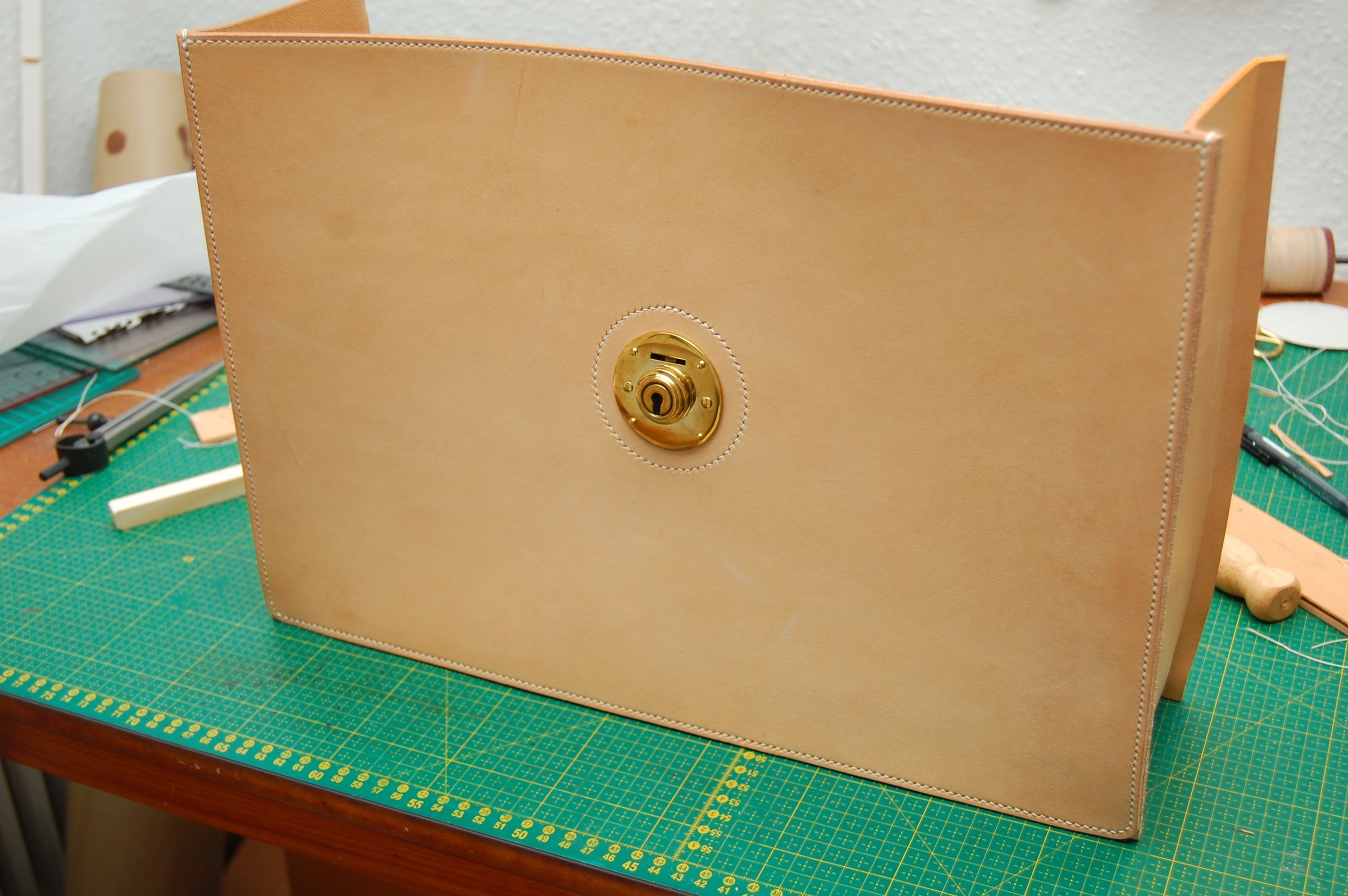 Briefcase With a 3 Piece Gusset : 6 Steps (with Pictures) - Instructables