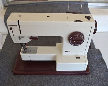 How to Remove Covers From Pfaff 1214/1213/1222E Sewing Machine : 5 ...