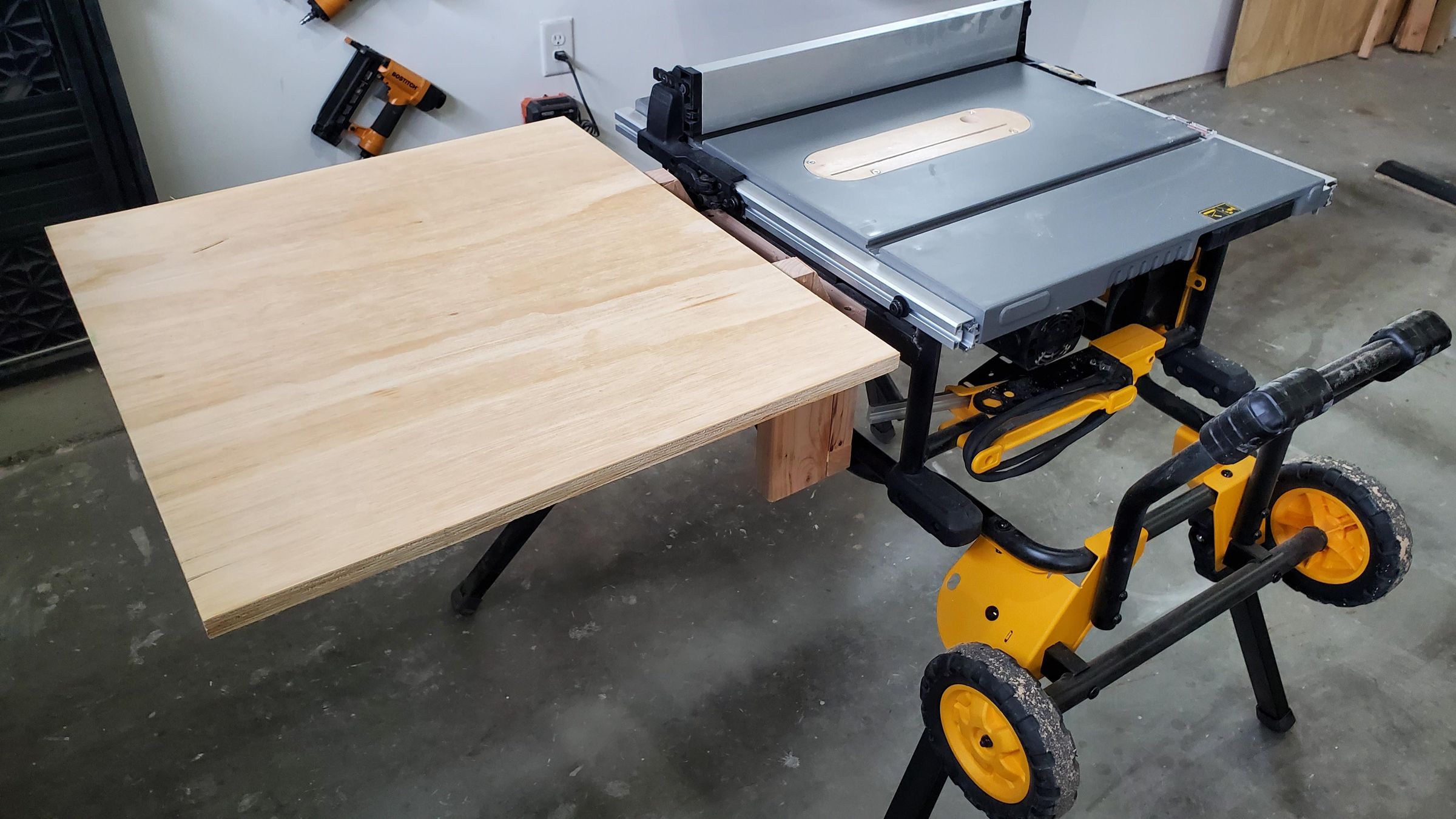 DWE7491 Table Saw Folding Outfeed Table : 8 Steps (with Pictures ...