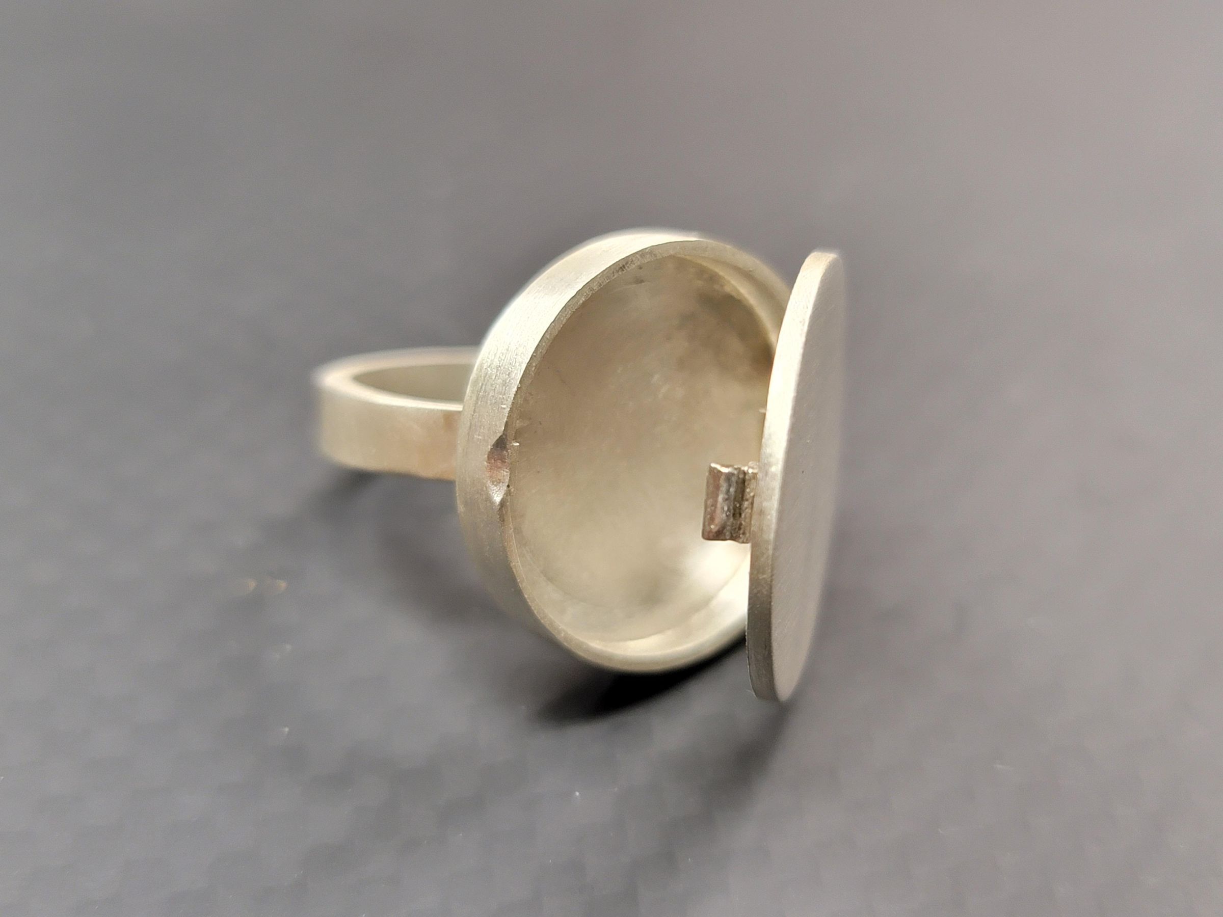 Secret Compartment Ring : 6 Steps (with Pictures) - Instructables