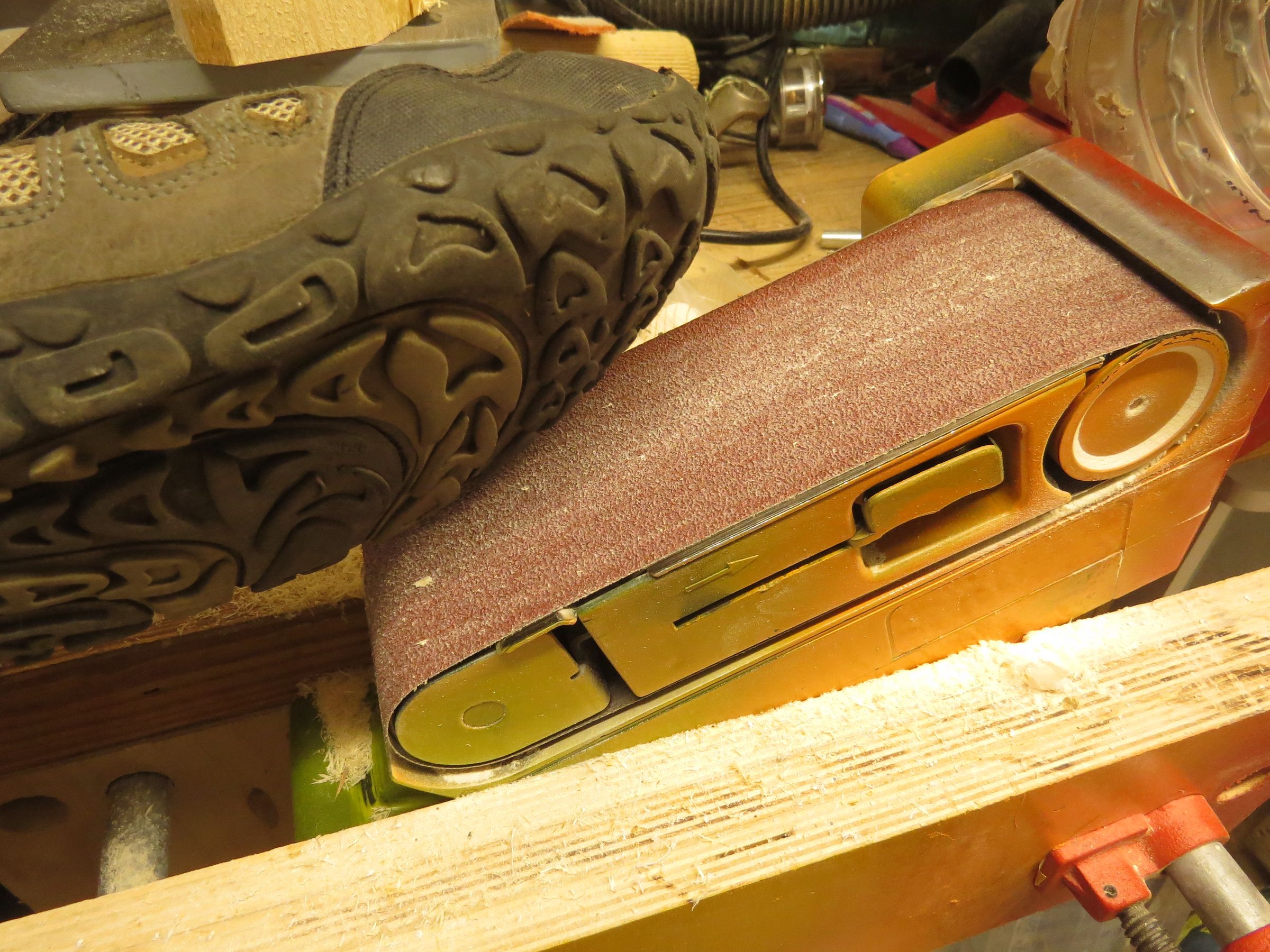 How to Clean Sandpaper on Powertools : 3 Steps (with Pictures ...
