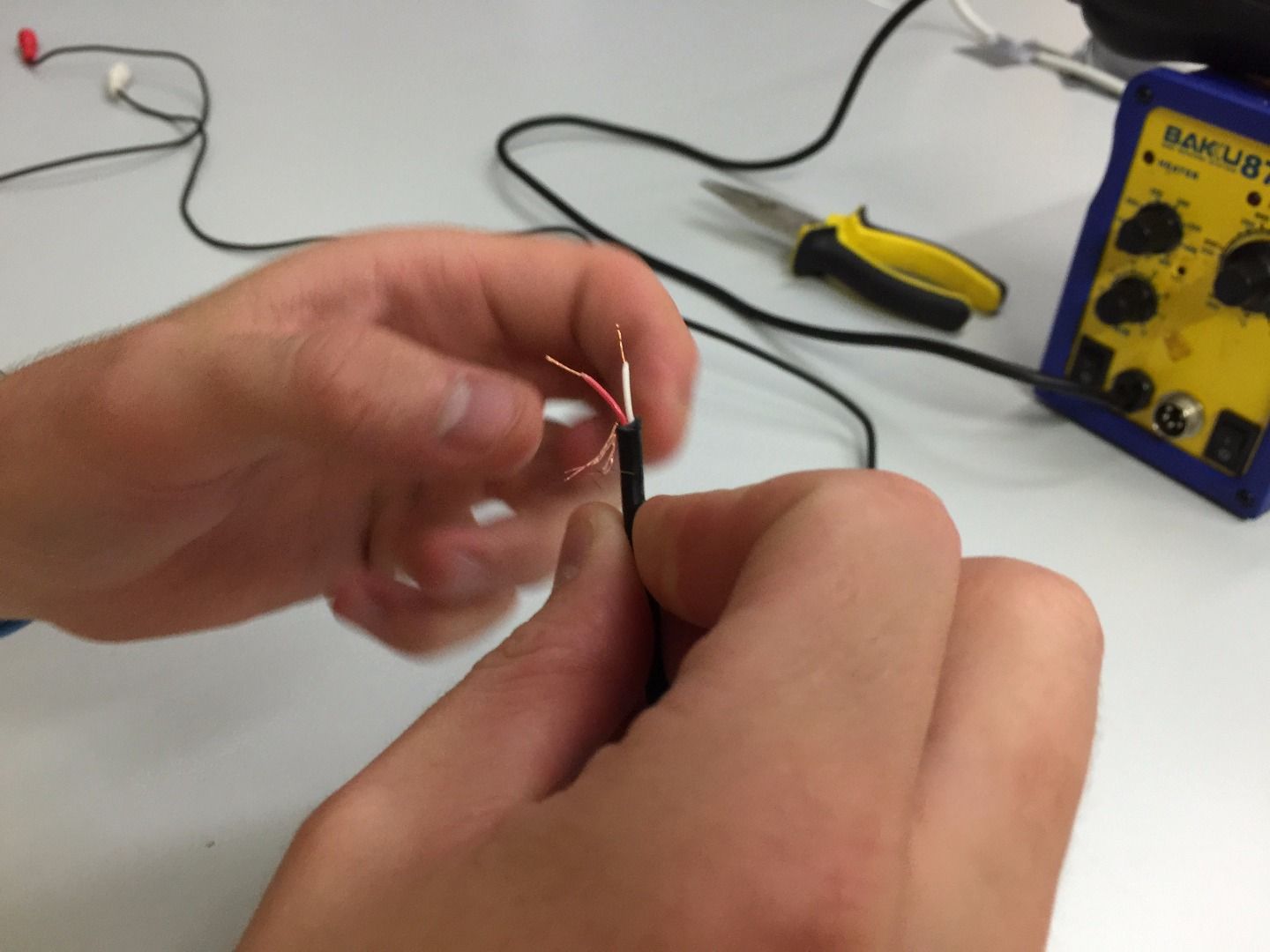 How to Build Your Own 3,5mm-jack-to-cinch-cable : 9 Steps - Instructables