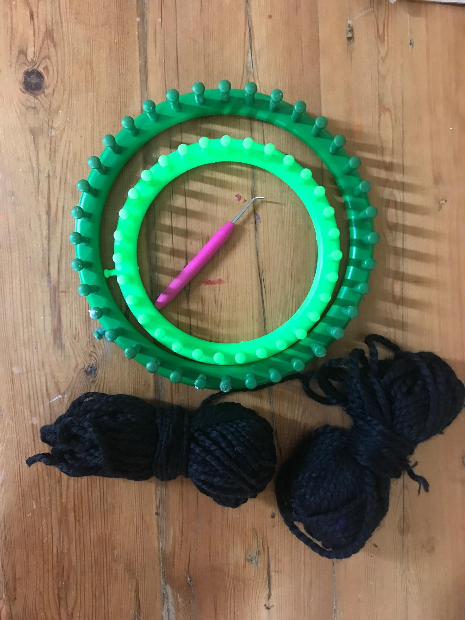 Knitting a Beanie on a Loom, Super Easy! : 7 Steps - Instructables