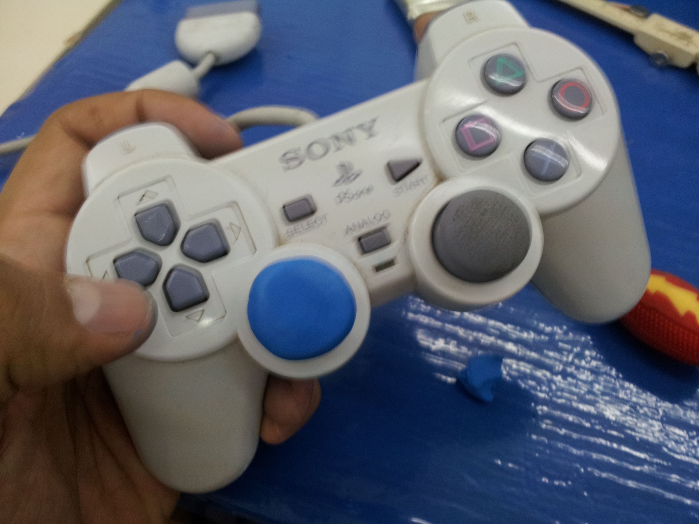 Sustituyendo La Goma Del Joystick De Un Control De Playstation Usando Sugru : 5 Steps ...