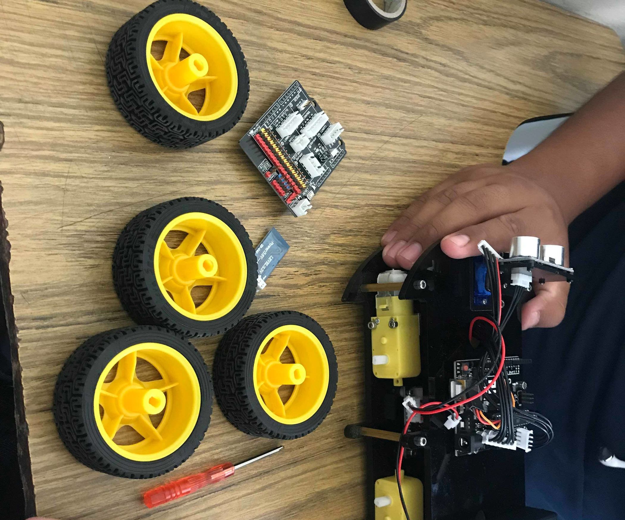 Como Poner Llantas Y Conectar Componentes En Carro Arduino : 3 Steps ...