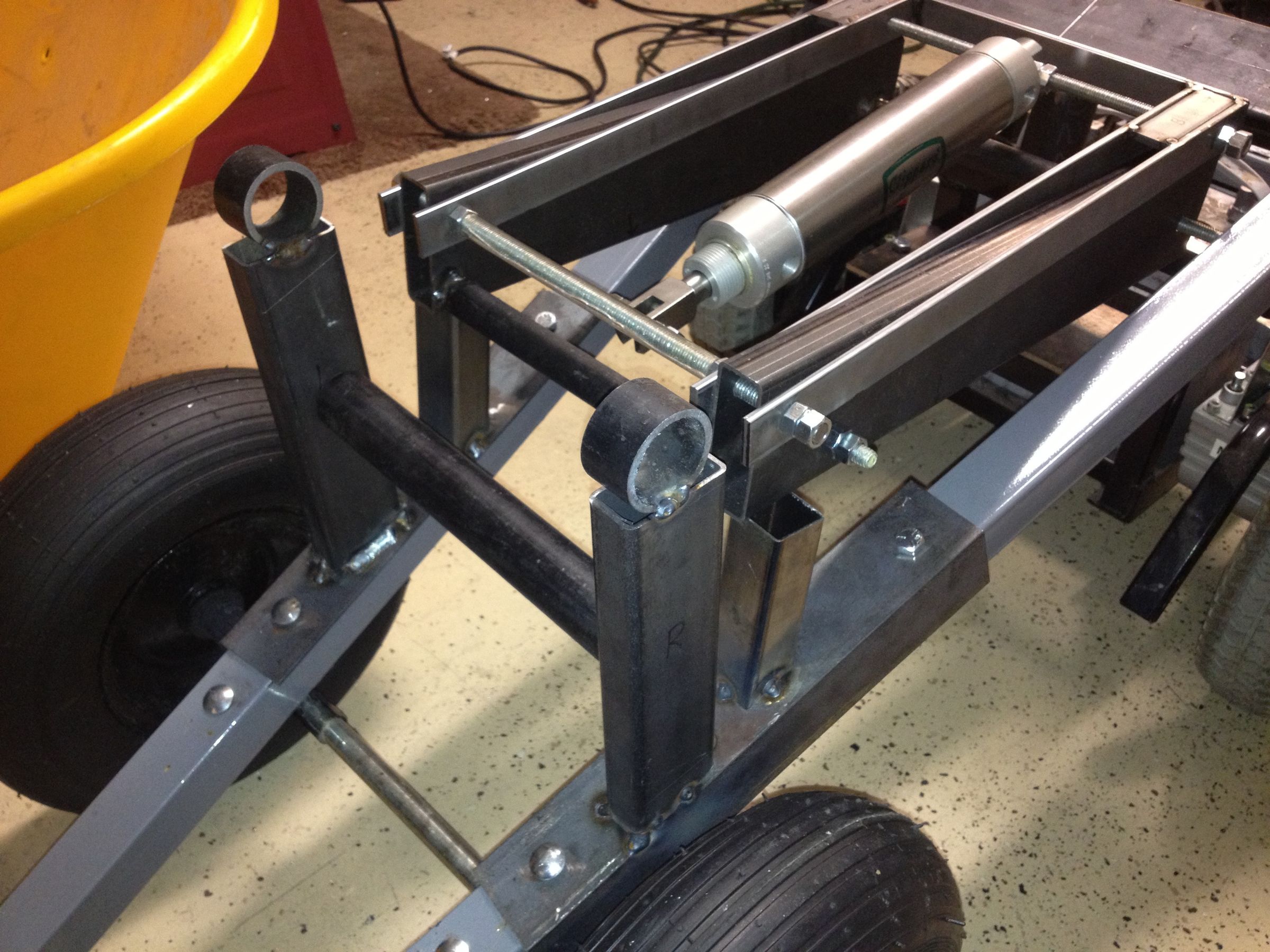 6-Wheeled R/C Wheelbarrow With Pneumatic Dump : 11 Steps (with Pictures ...