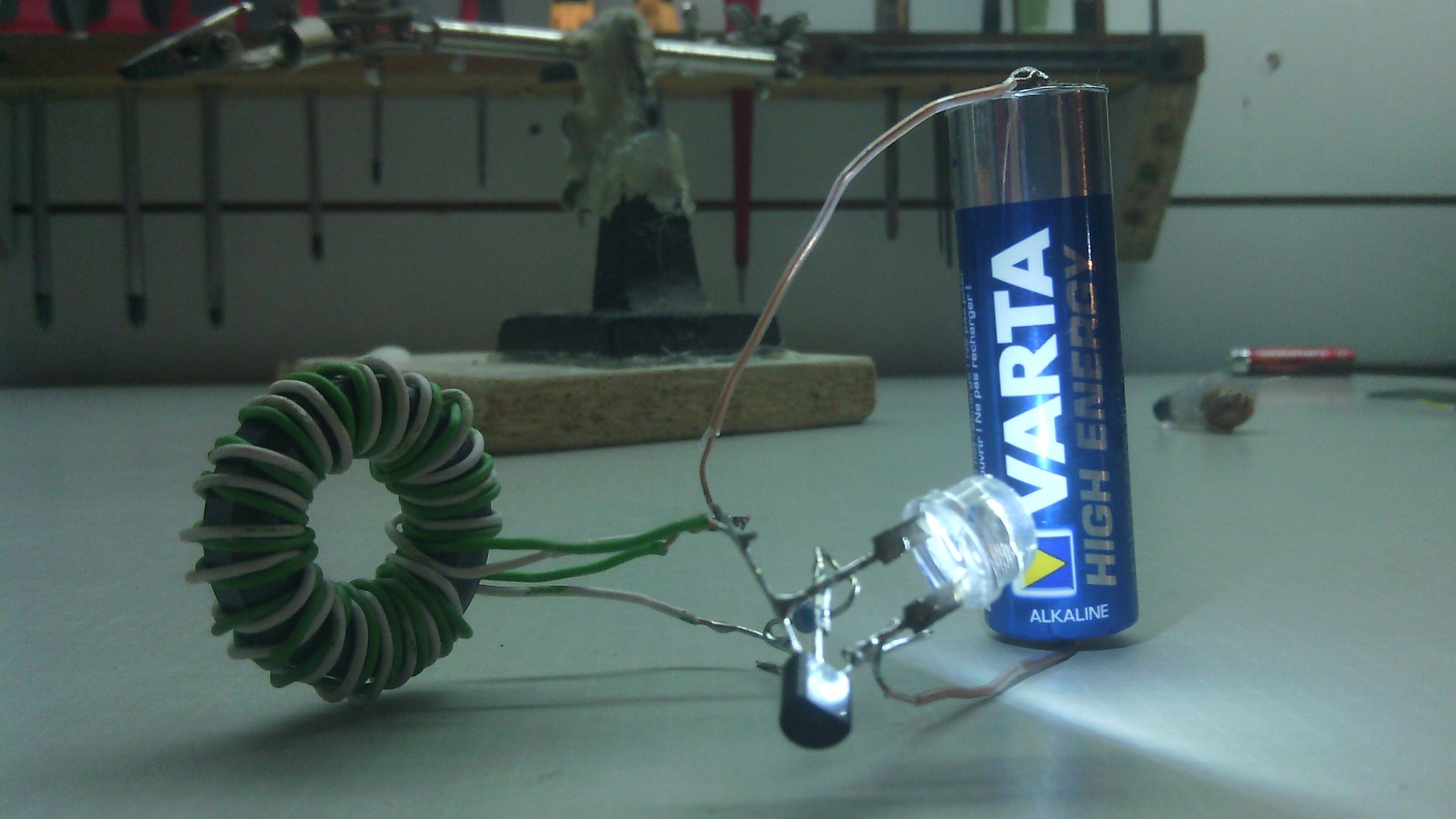 How to Make a Joule Thief : 7 Steps (with Pictures) - Instructables