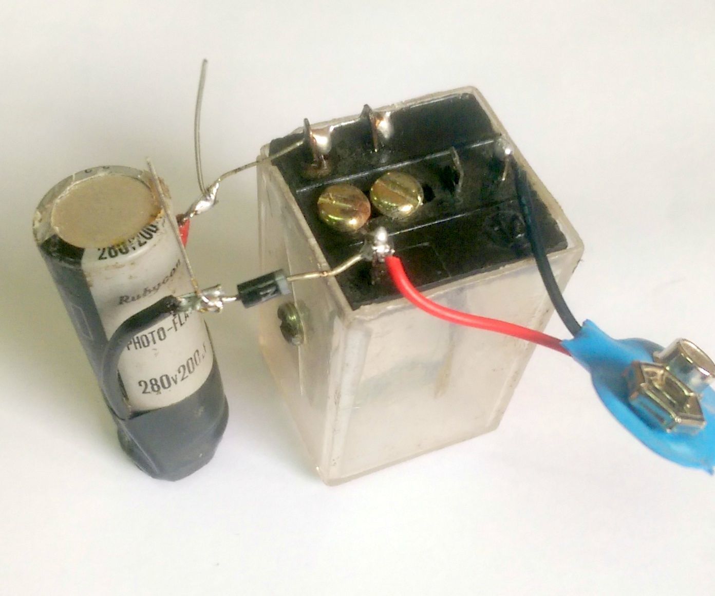 Charging a Capacitor With a Relay : 4 Steps (with Pictures) - Instructables