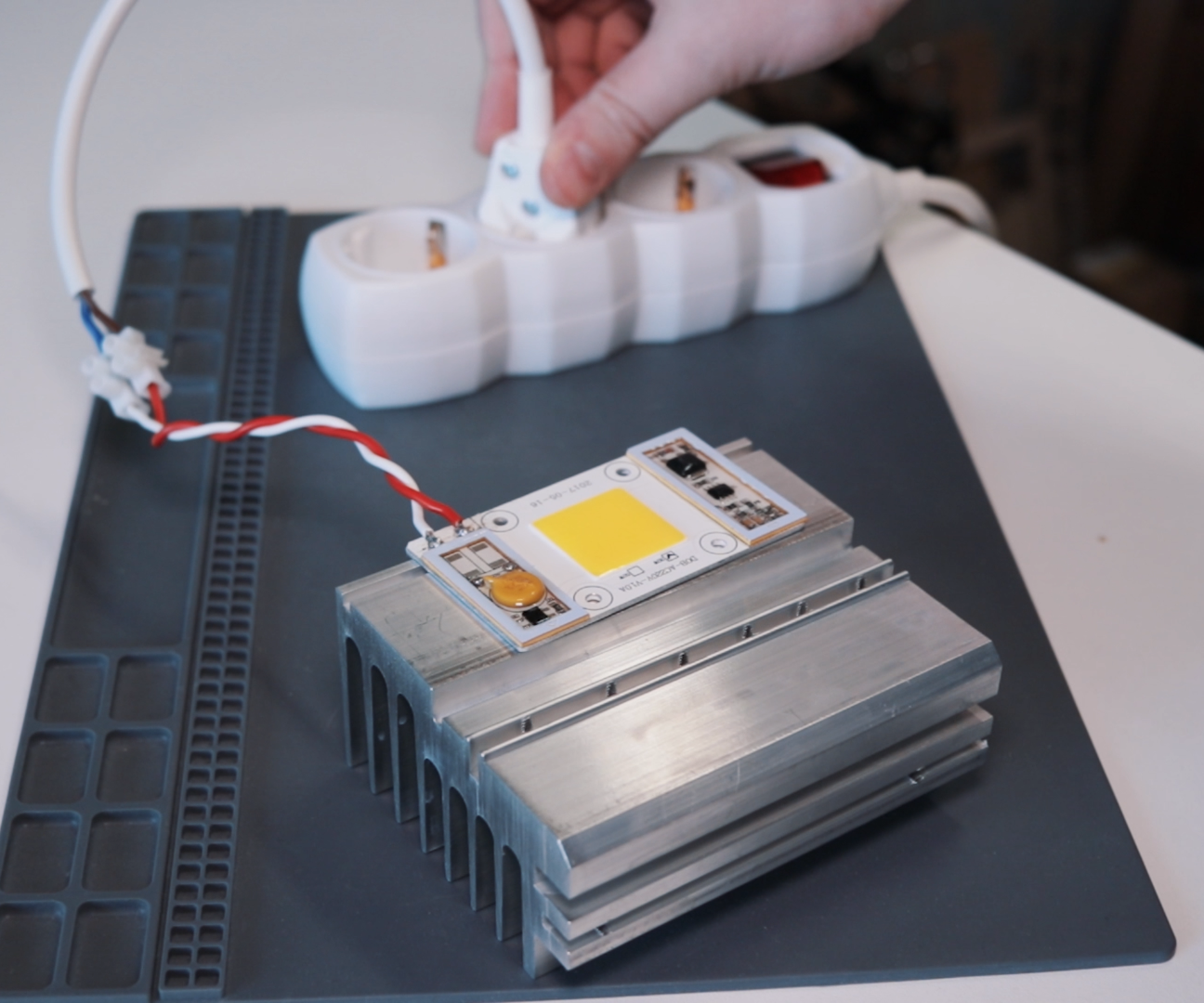 DIY FLOODLIGHT W/AC LEDs (+EFFICIENCY VS DC LEDs) : 21 Steps (with ...