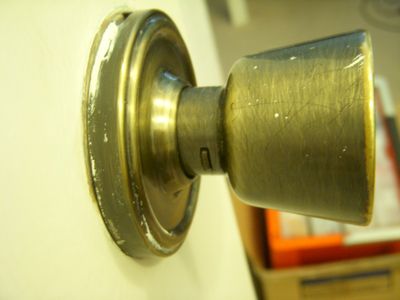 How to Remove and Replace a Weslock Doorknob : 6 Steps - Instructables