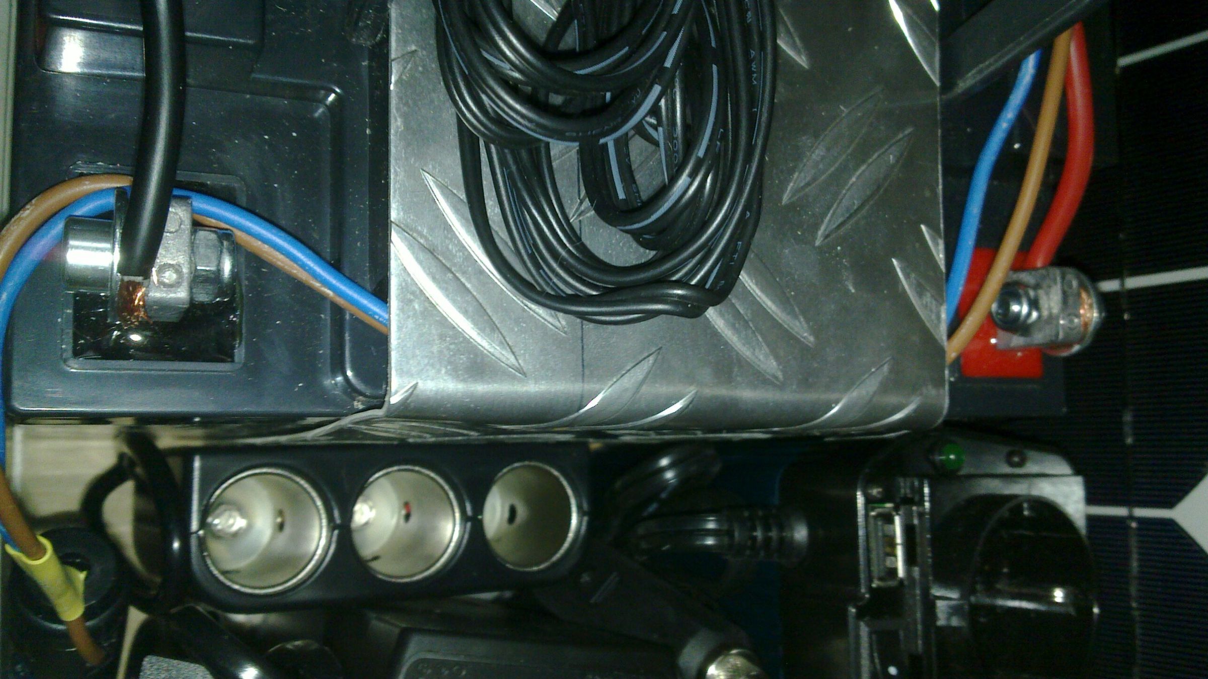 Off Grid Battery Box : 4 Steps - Instructables