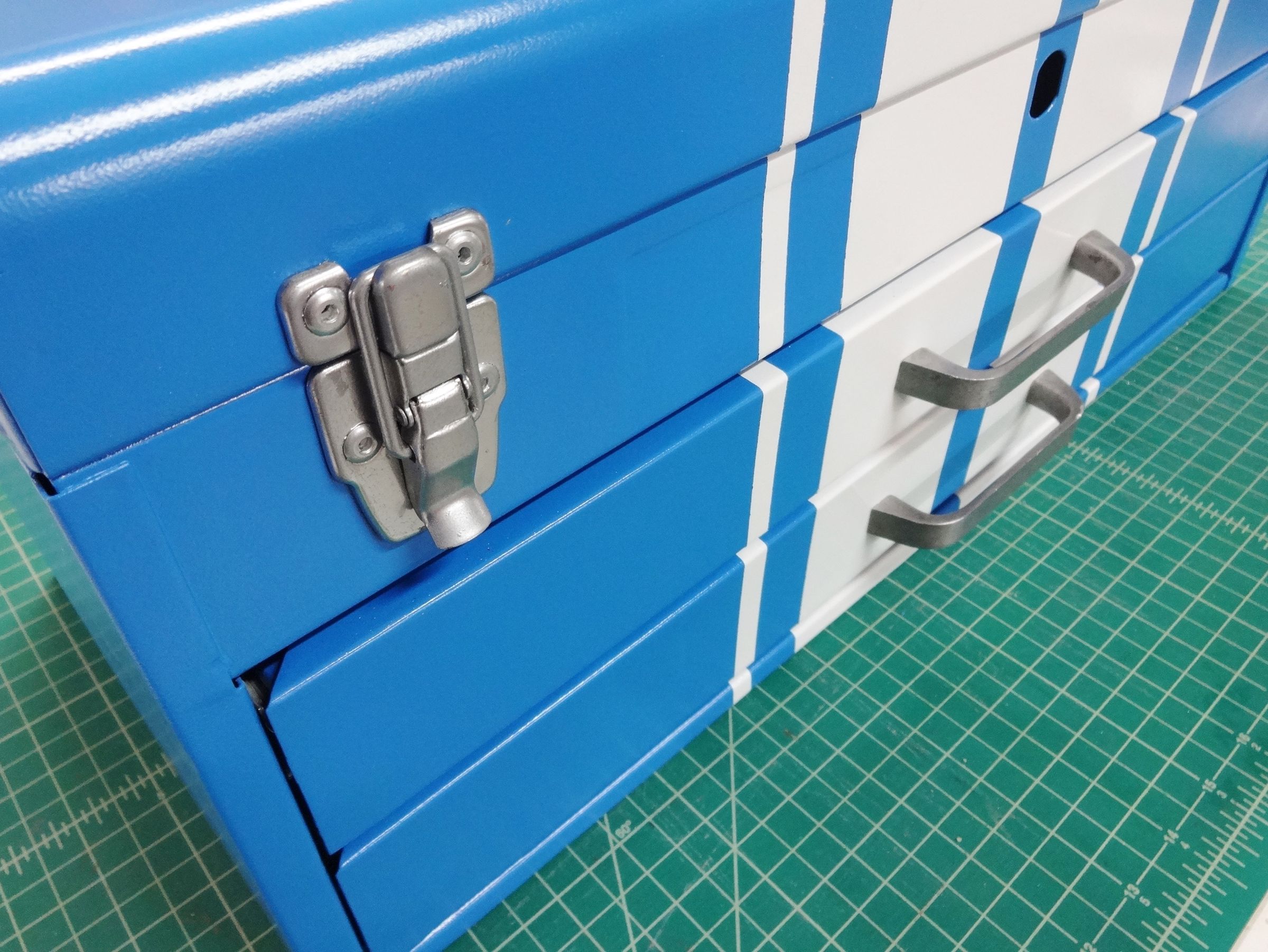 Restore a Rusty Toolbox : 14 Steps (with Pictures) - Instructables