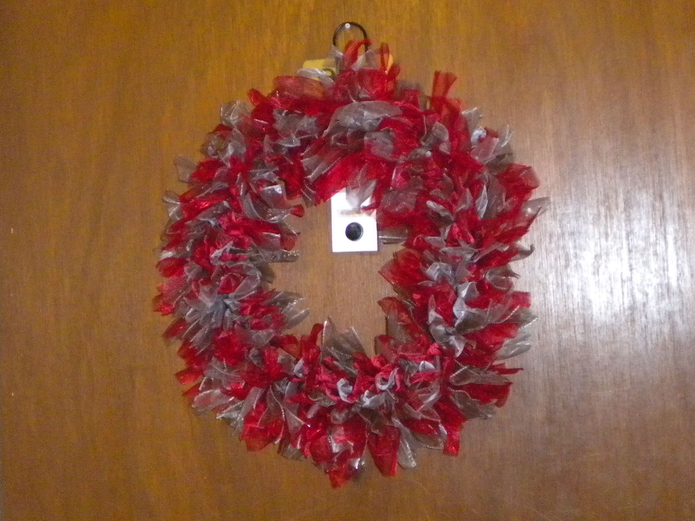Reused Wrapping Paper Wreath : 4 Steps (with Pictures) - Instructables