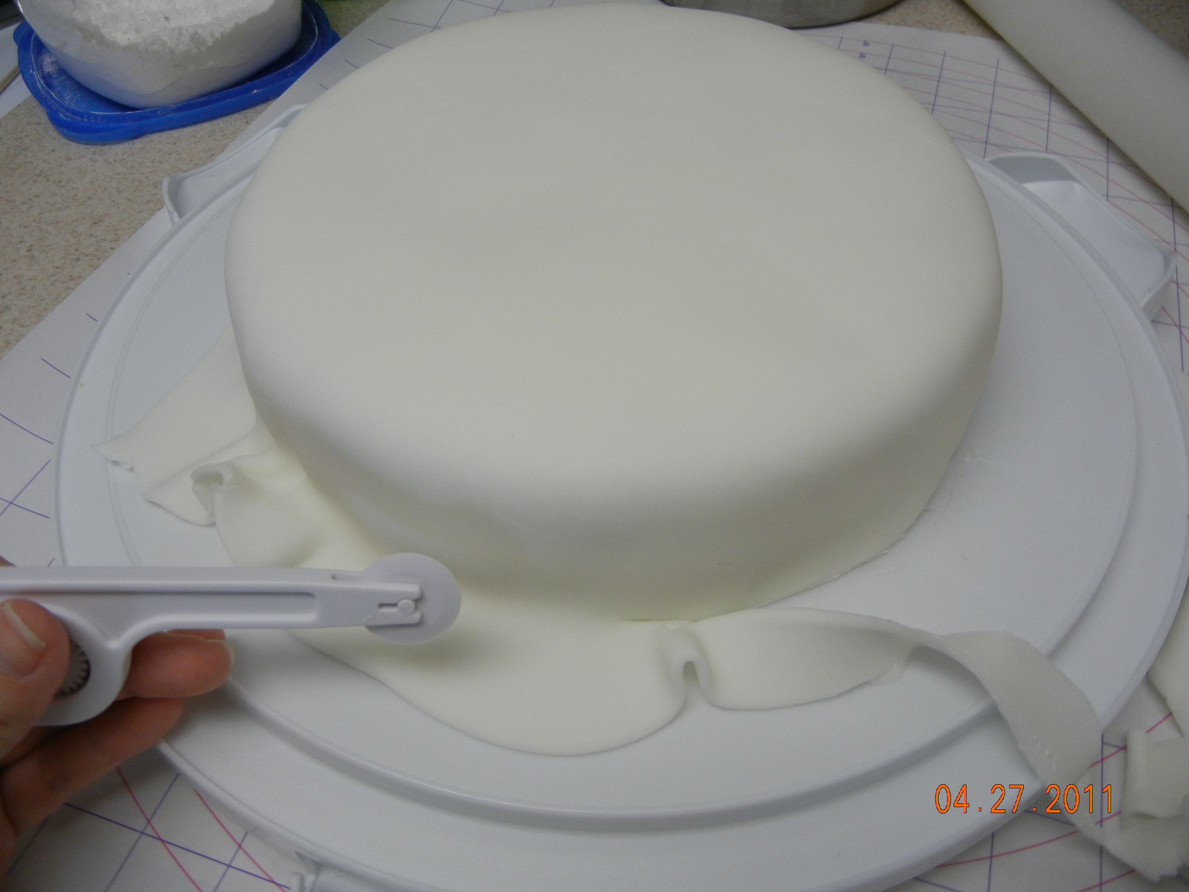 Basic Fondant Cake : 5 Steps (with Pictures) - Instructables