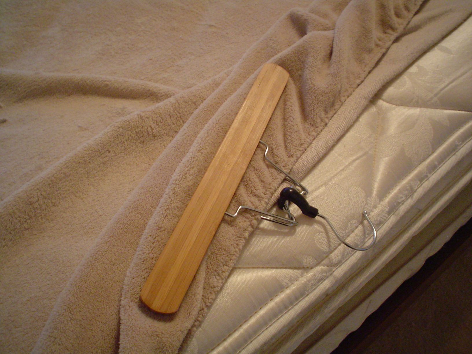 Sheet Straps for a Tight, Immobile Bottom Sheet : 5 Steps - Instructables