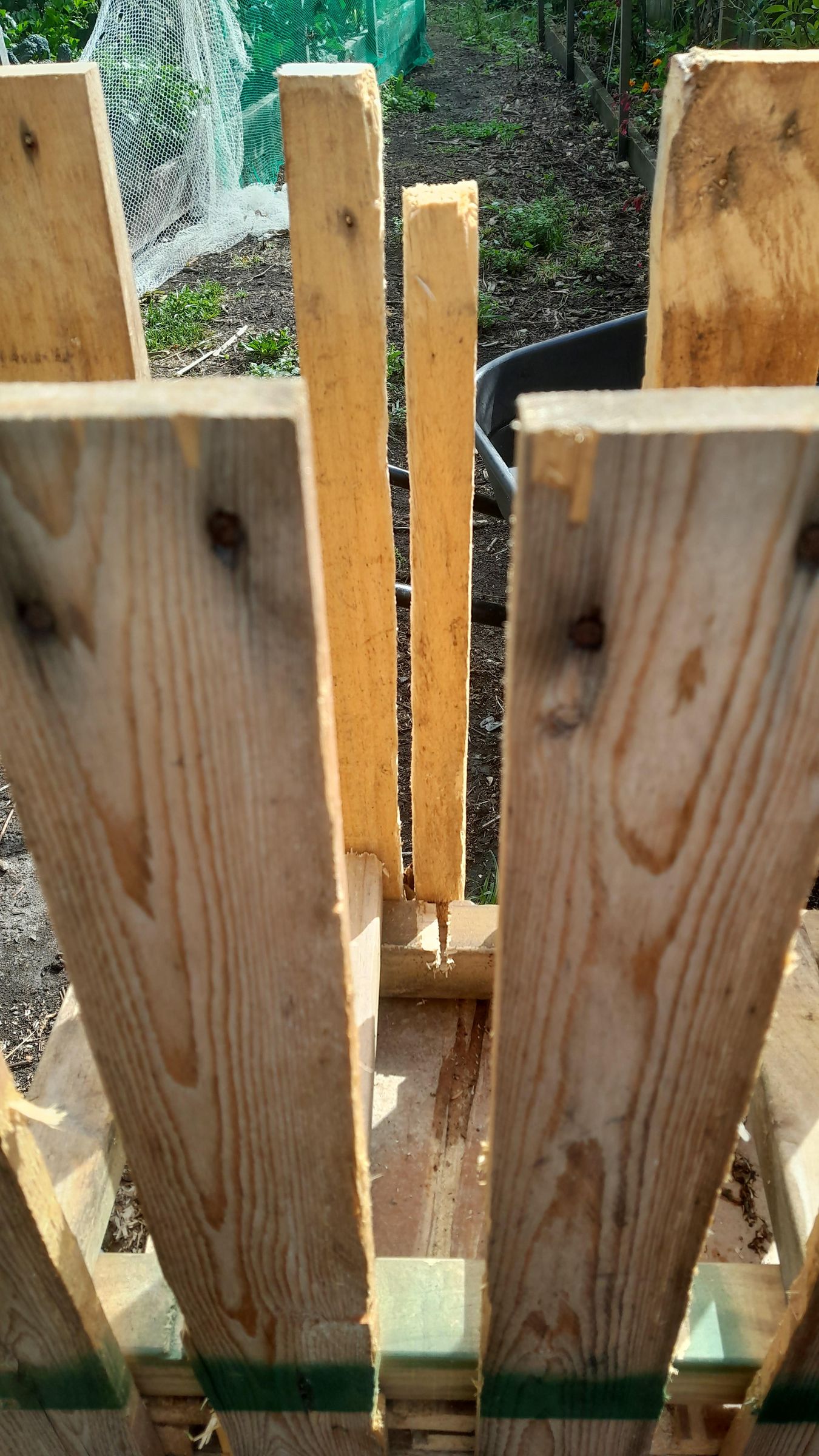 DIY Pallet and Chainsaw Mulching Rack - for Easy Vegetation Shredding ...