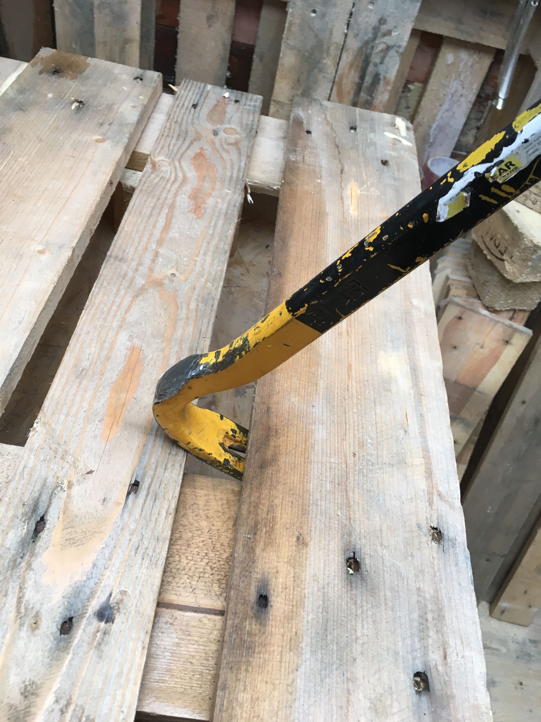How to Disassemble a Pallet Efficiently : 8 Steps (with Pictures ...