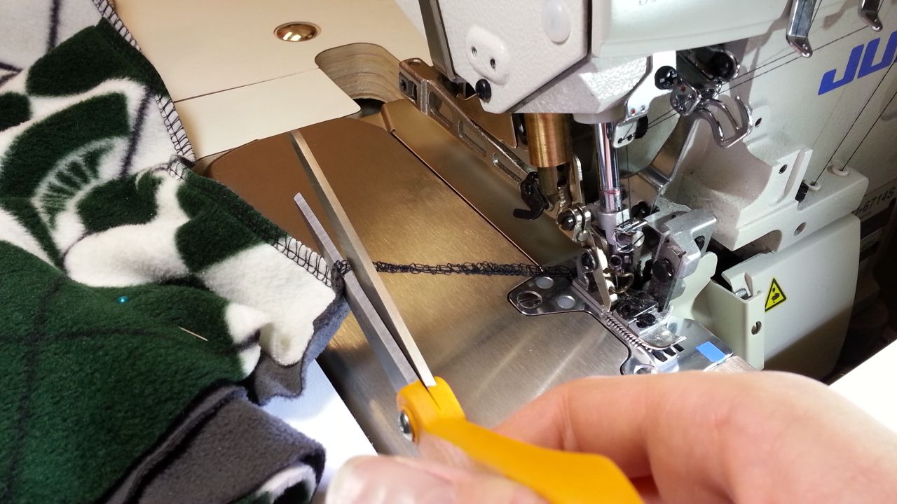 Easy Fleece Blanket With a Serger : 6 Steps - Instructables