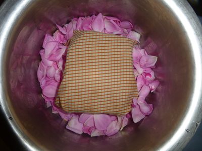 How to Make Rose Oil : 5 Steps (with Pictures) - Instructables