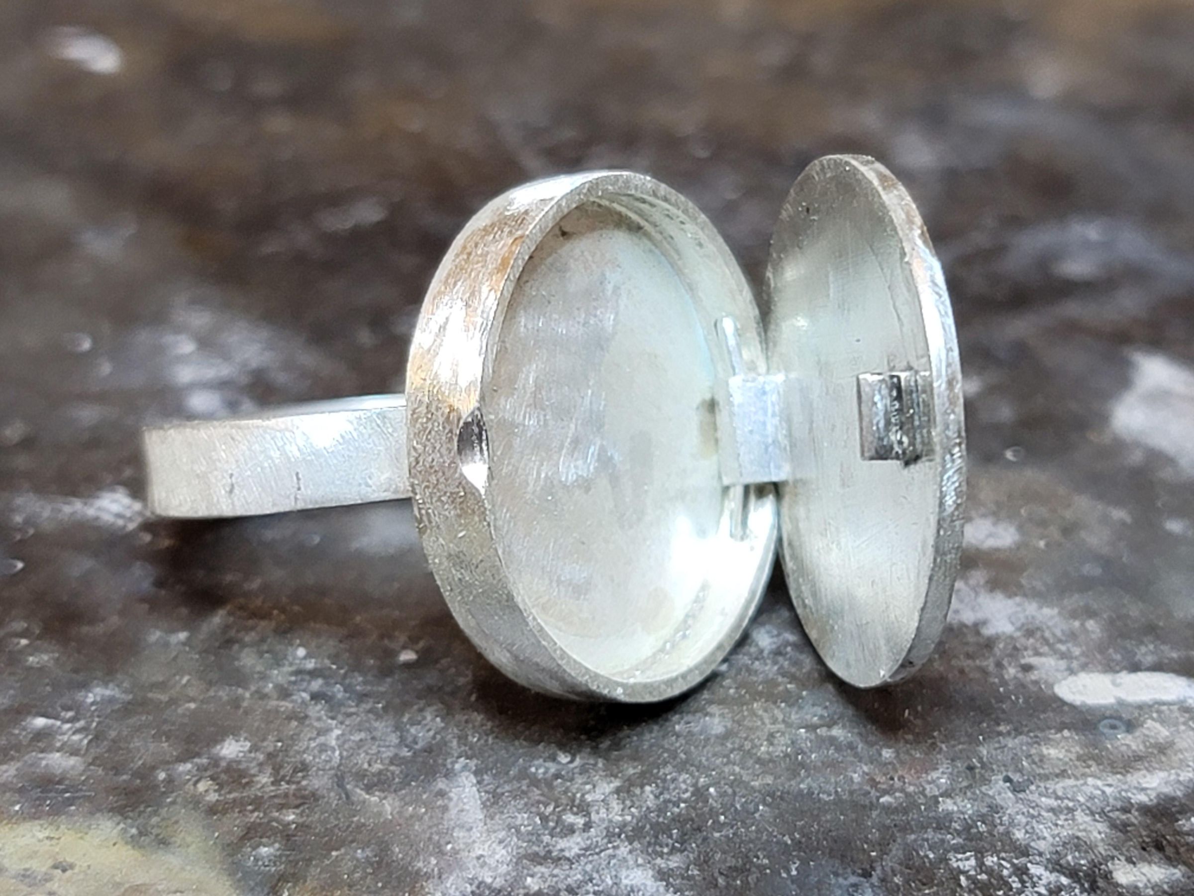 Secret Compartment Ring : 6 Steps (with Pictures) - Instructables