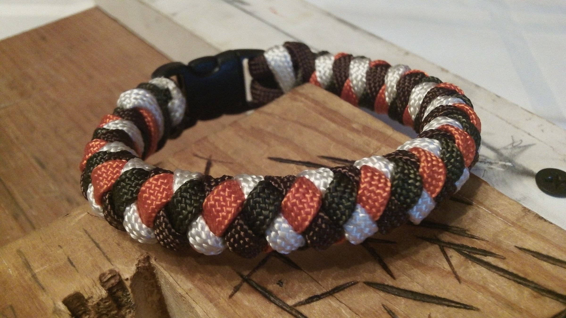How to Tie a 4 Strand Paracord Braid With a Core and Buckle. : 14 Steps ...