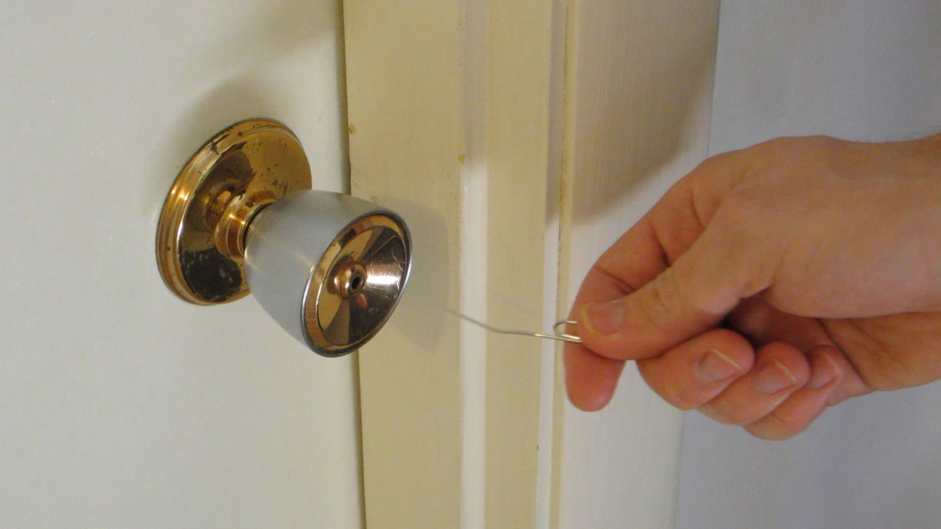 How to Pick Simple Locks/Latches With a Paper Clip : 6 Steps (with ...