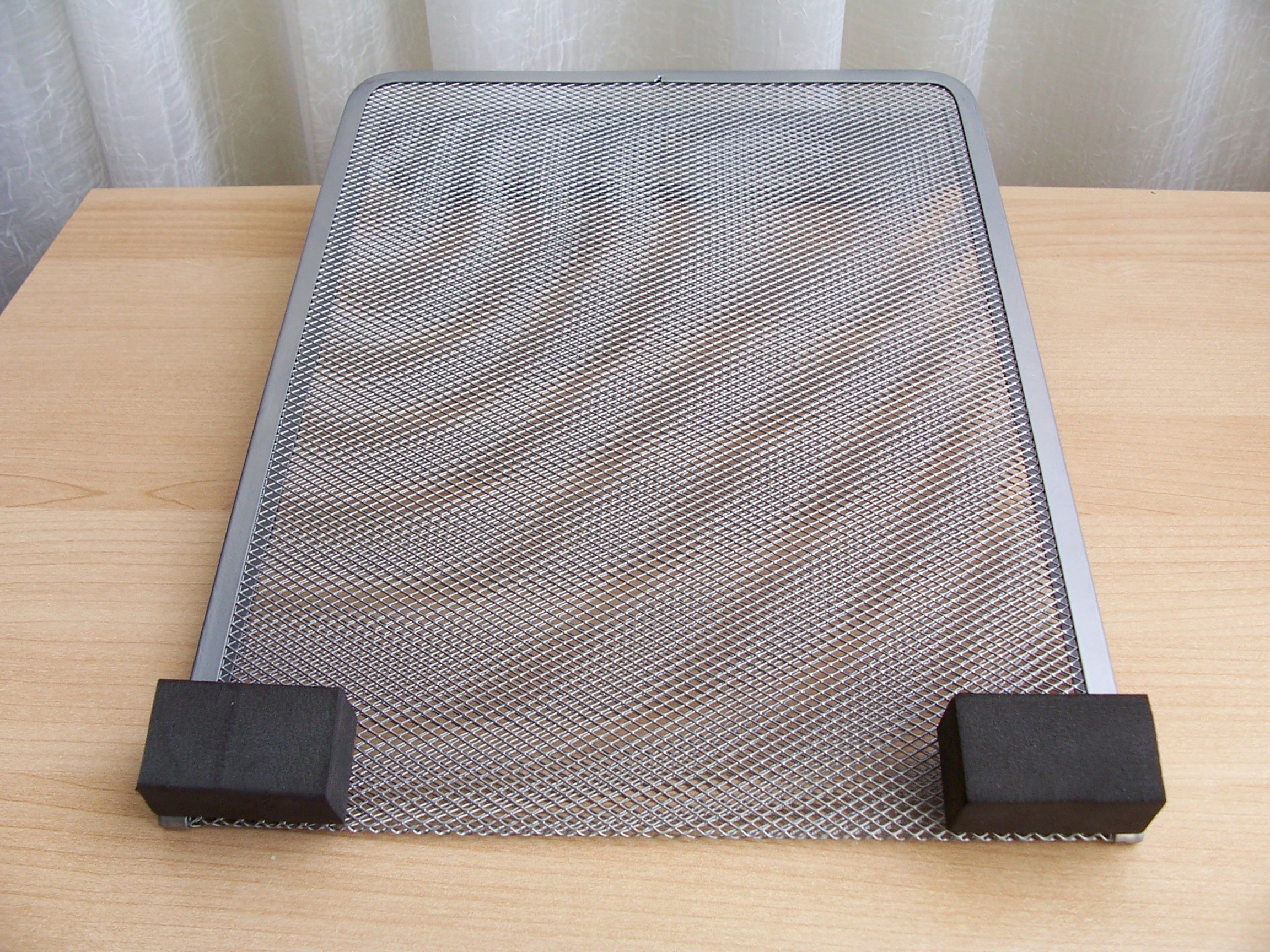 Simple Metallic Laptop Stand : 4 Steps (with Pictures) - Instructables