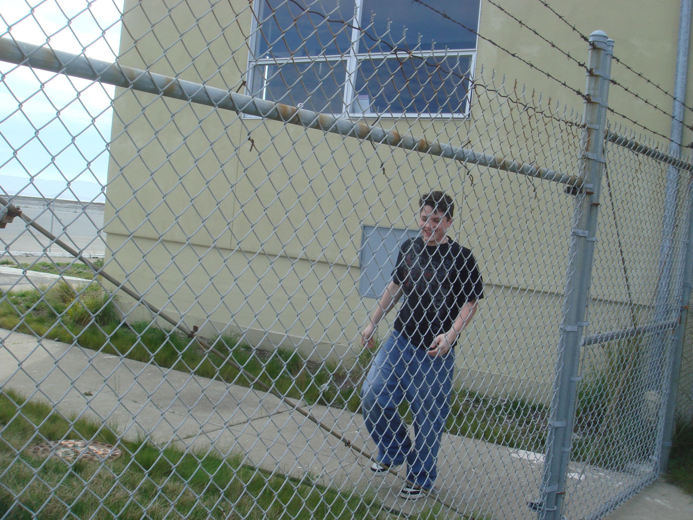 Get Over a Barbed Wire Fence : 4 Steps (with Pictures) - Instructables