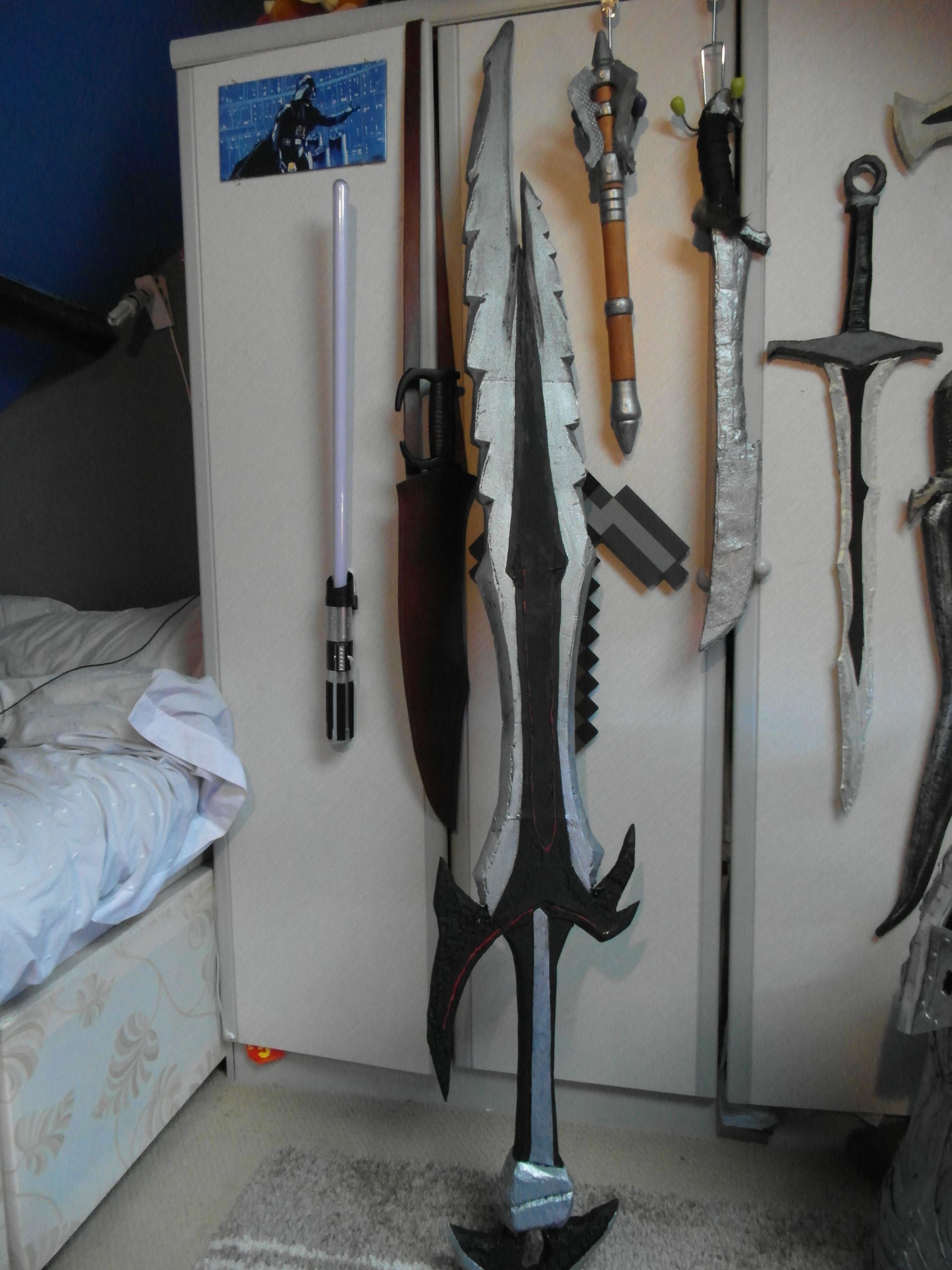 6ft Long Skyrim: Daedric Great Sword. : 4 Steps - Instructables