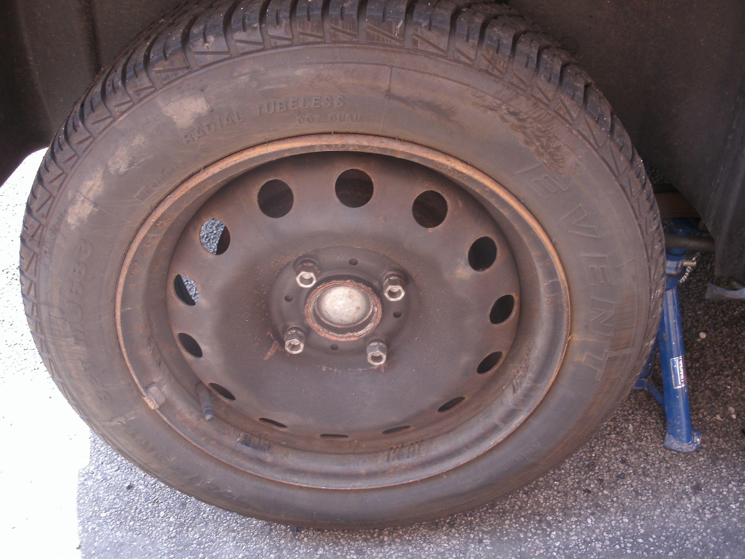 Replacing Rear Brake Shoes and Brake Cylinder on an '06 Citroen C3 : 5 ...