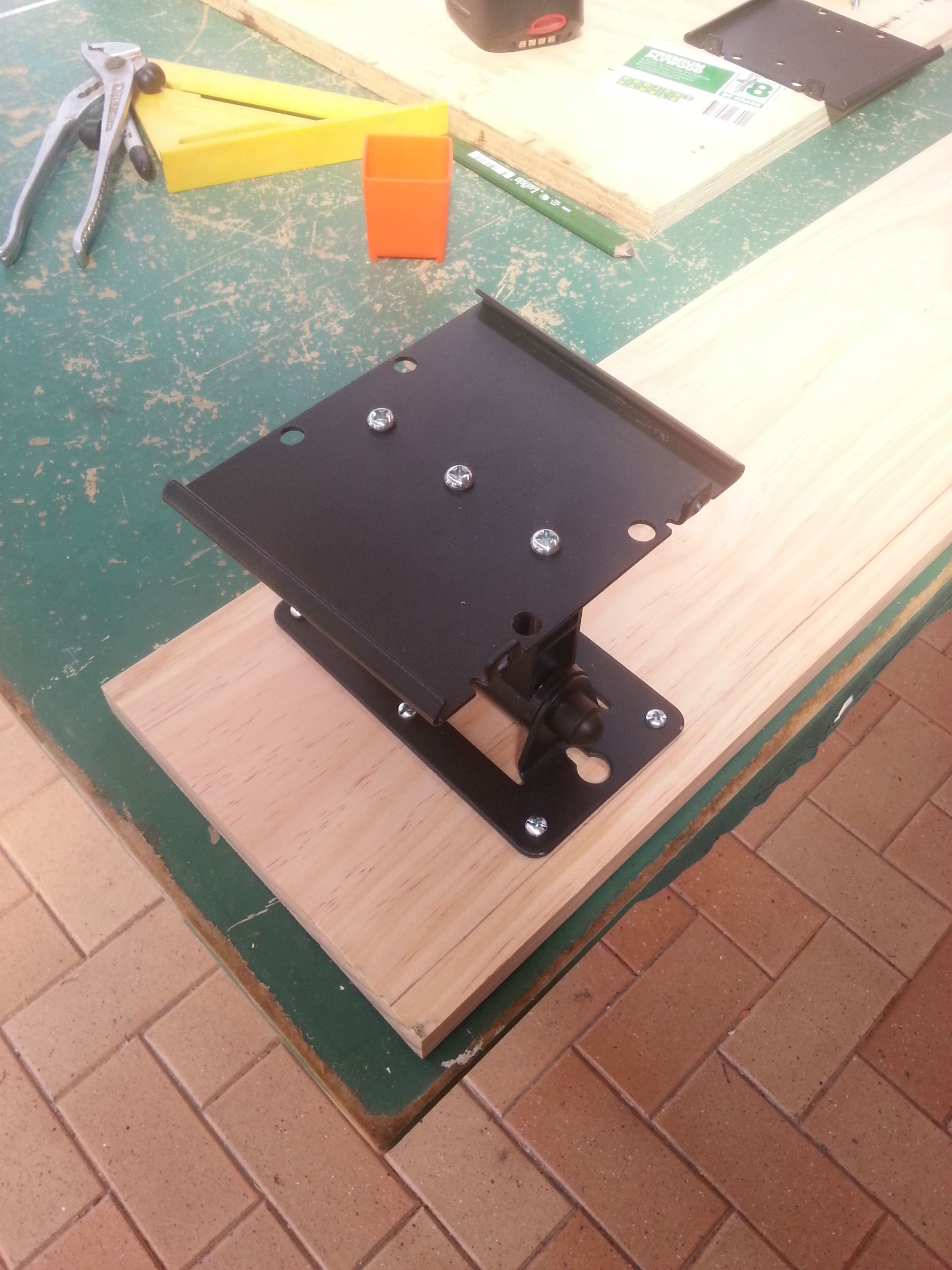 Triple Monitor Wall Mount : 6 Steps - Instructables