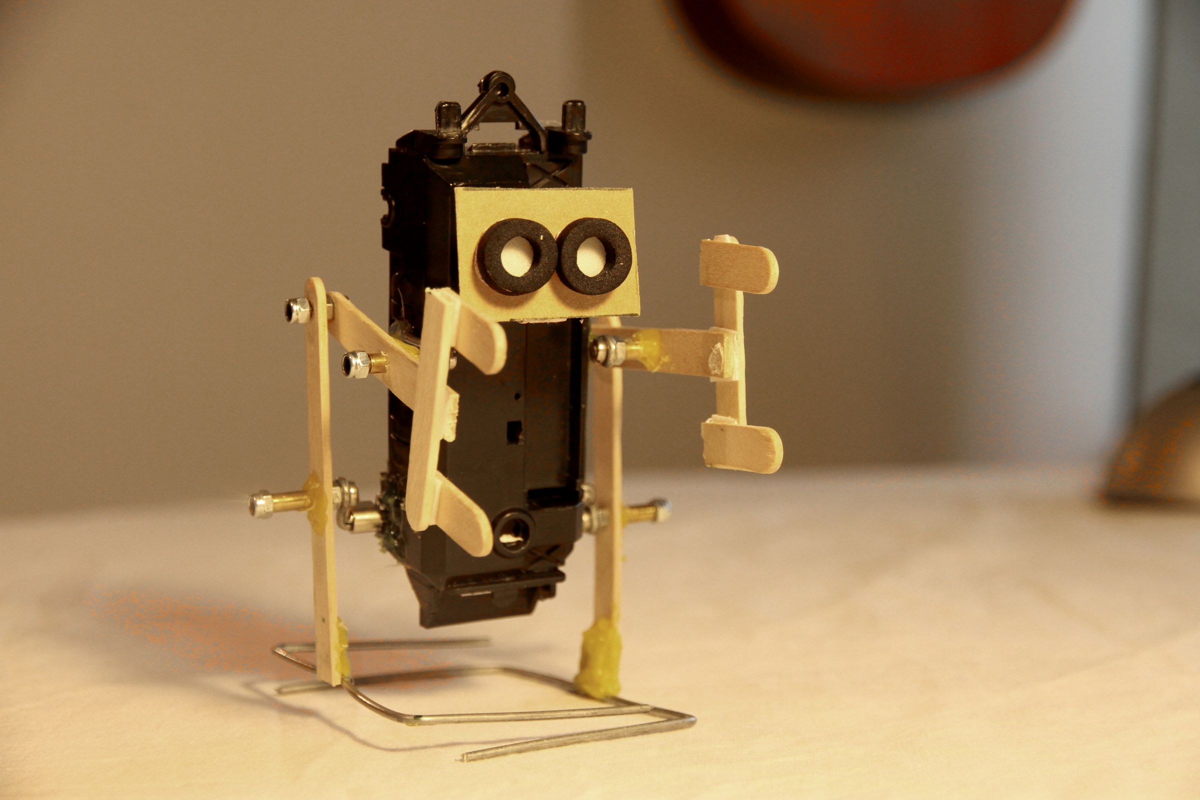 How to Make a Walking Robot With Moving Arms # 1 : 3 Steps - Instructables